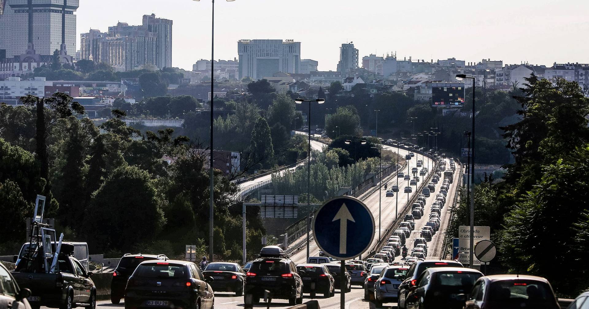 Trânsito em Lisboa e Porto supera níveis de 2019. Há momentos do dia em ...