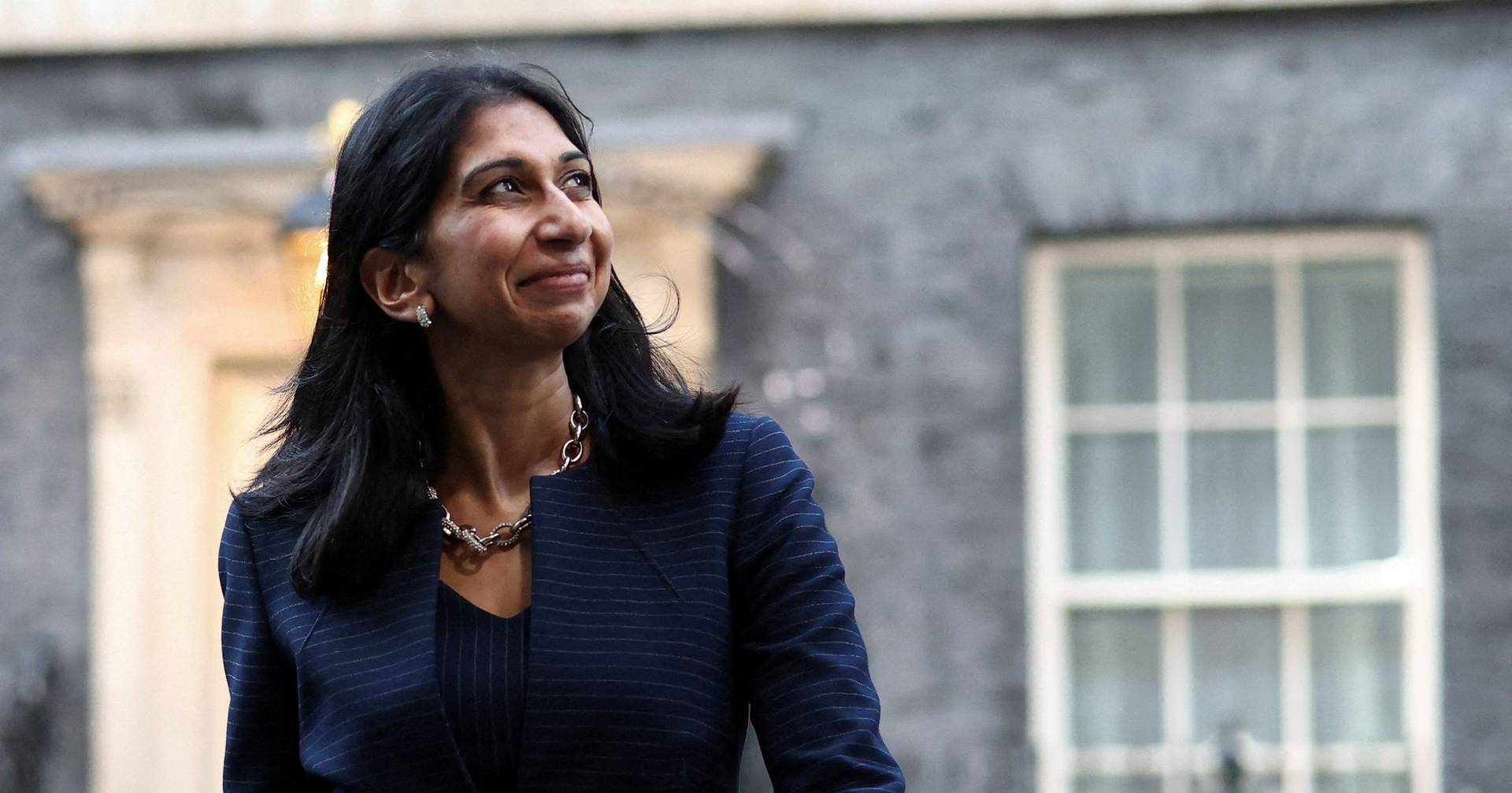 Ministra do Interior britânica admite ter usado email pessoal várias ...