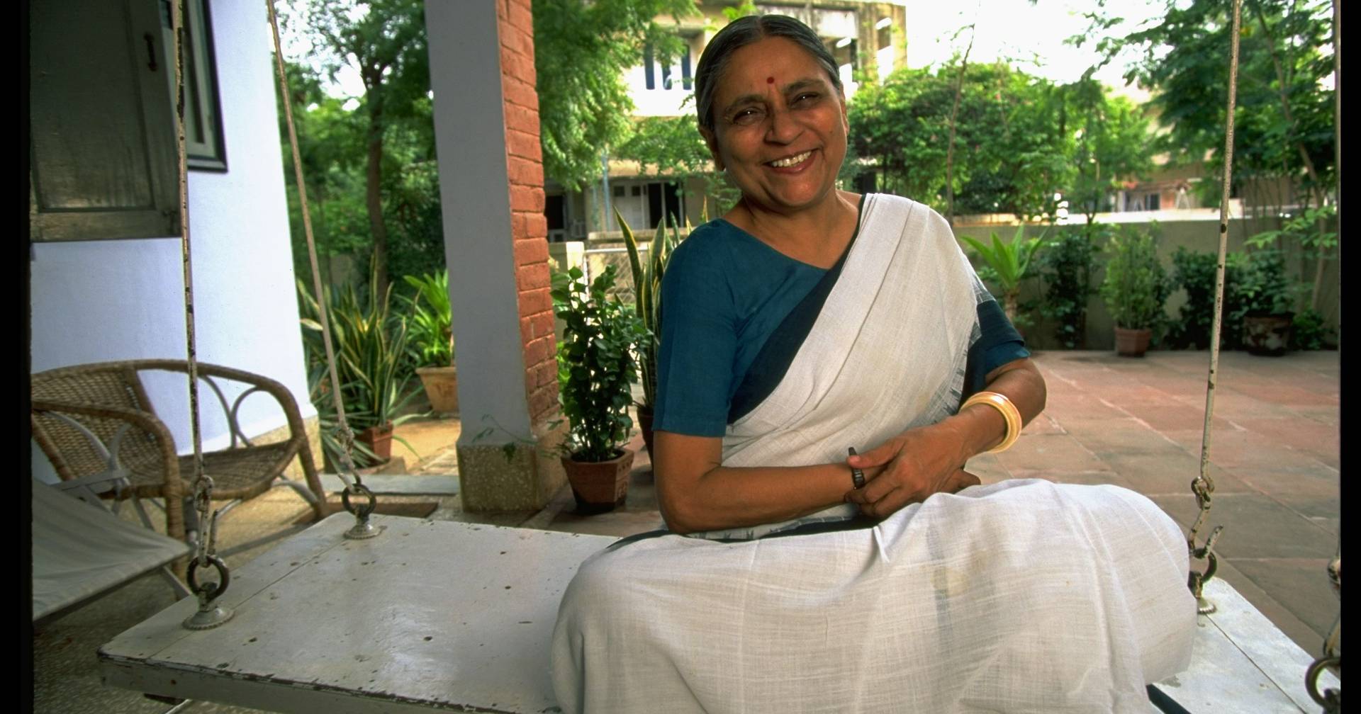 Ela Bhatt, a "revolucionária gentil" (1933-2022) - Expresso