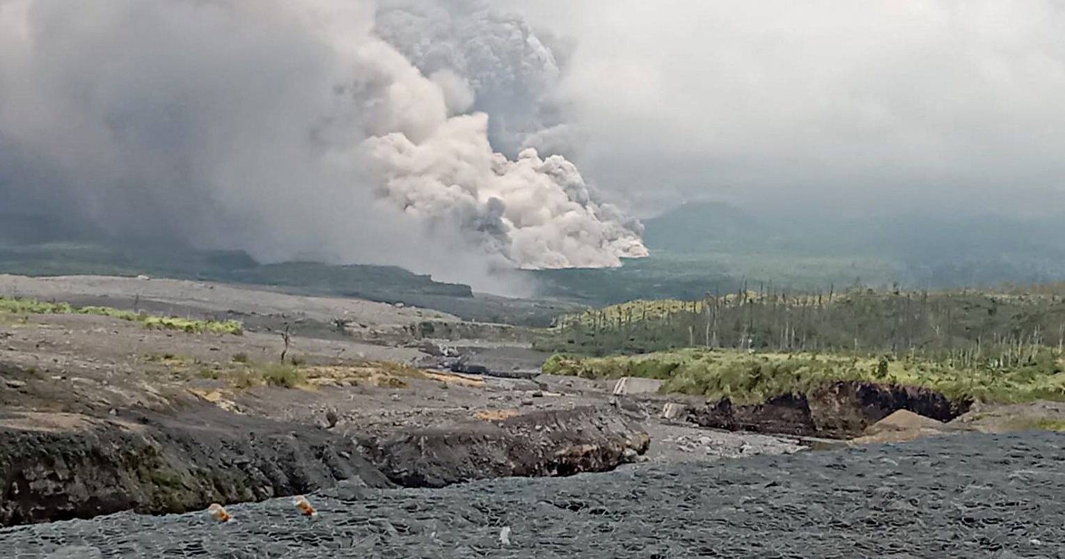 Vulcão indonésio Semeru lança cinzas, gases e vapor de água e obriga a ...