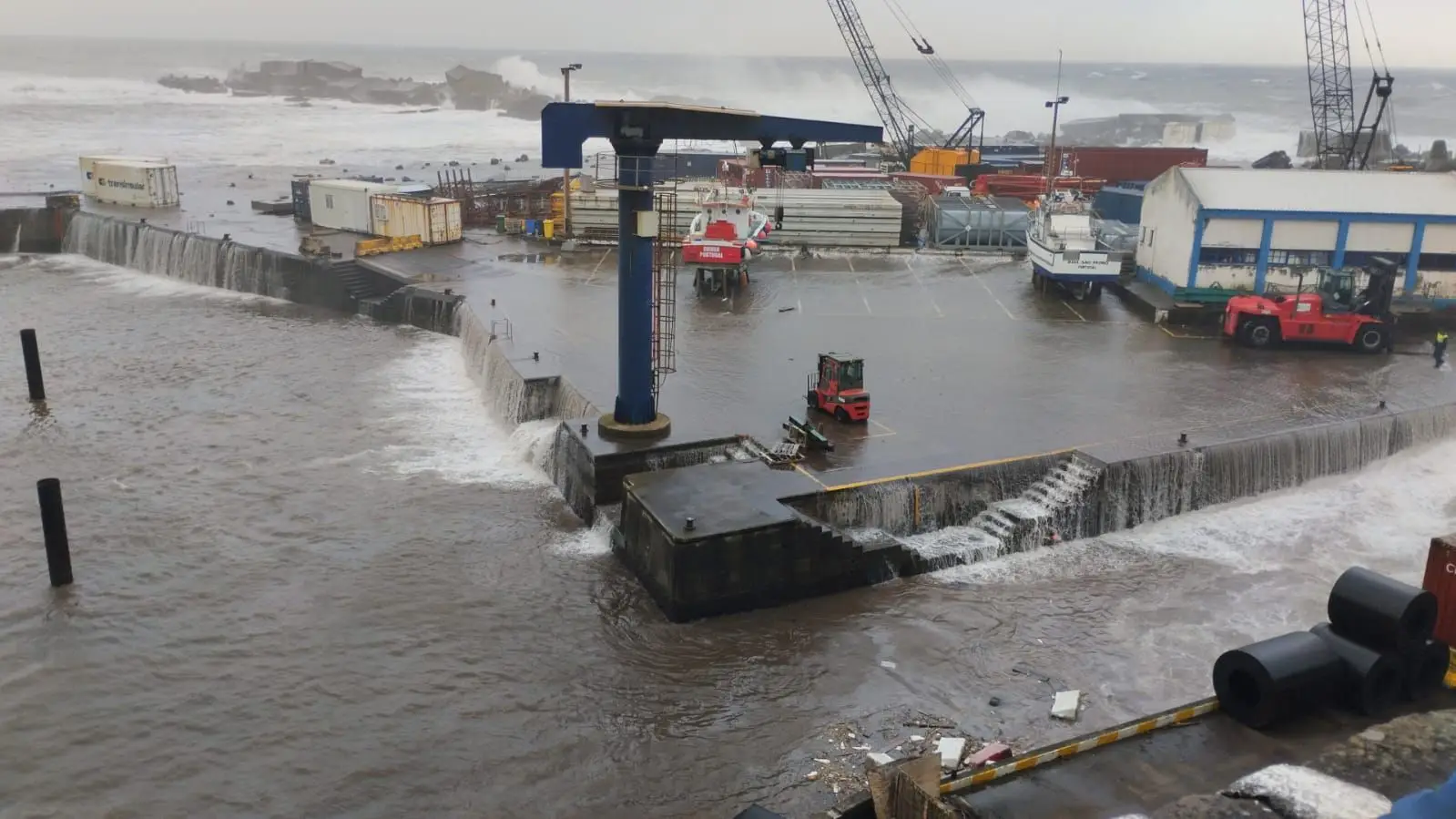 Temporal nos Açores: Portos e estradas encerradas, 34 ocorrências quase ...