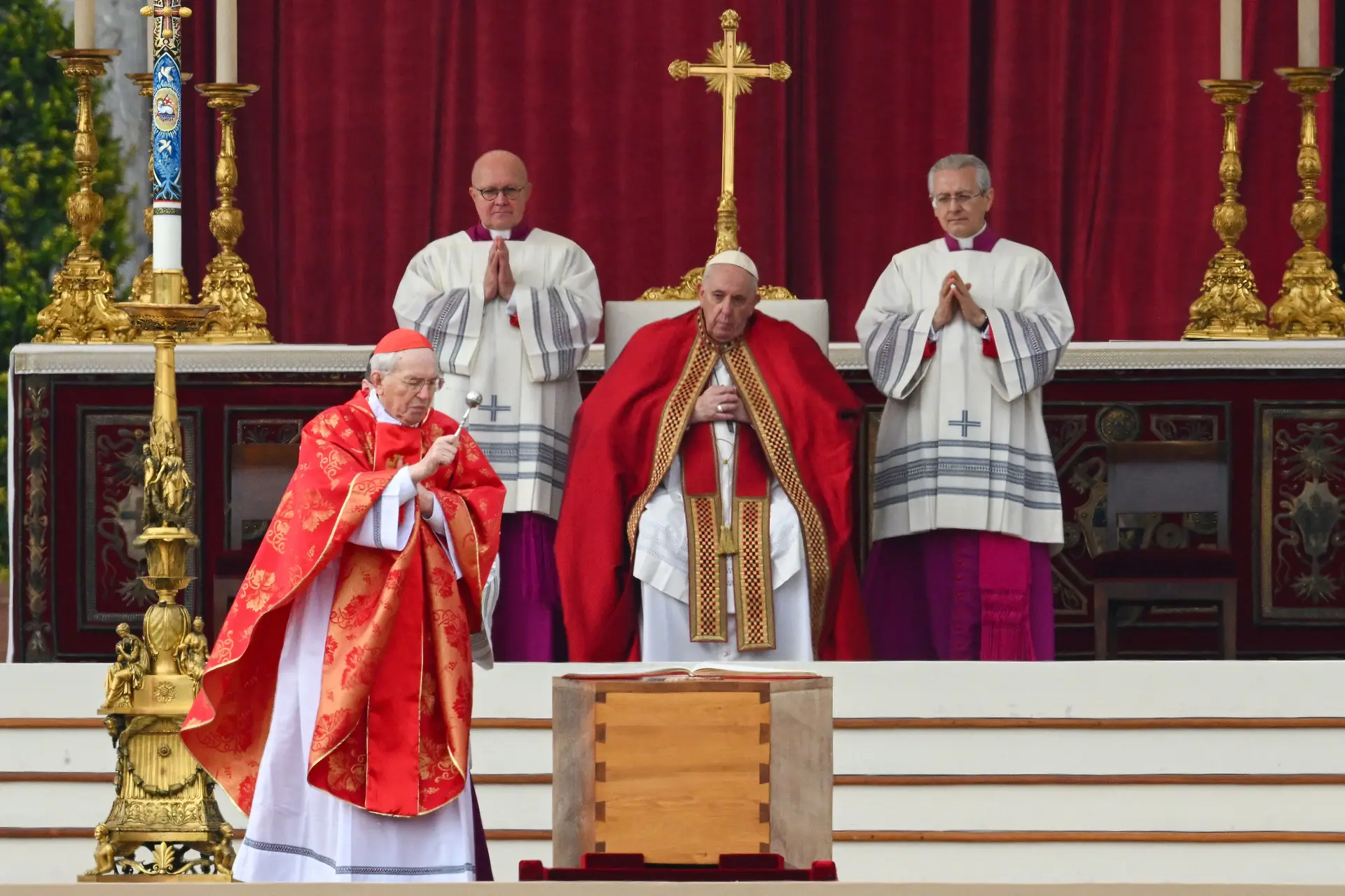 As imagens do adeus a Bento XVI, que reuniu milhares de fiéis numa ...