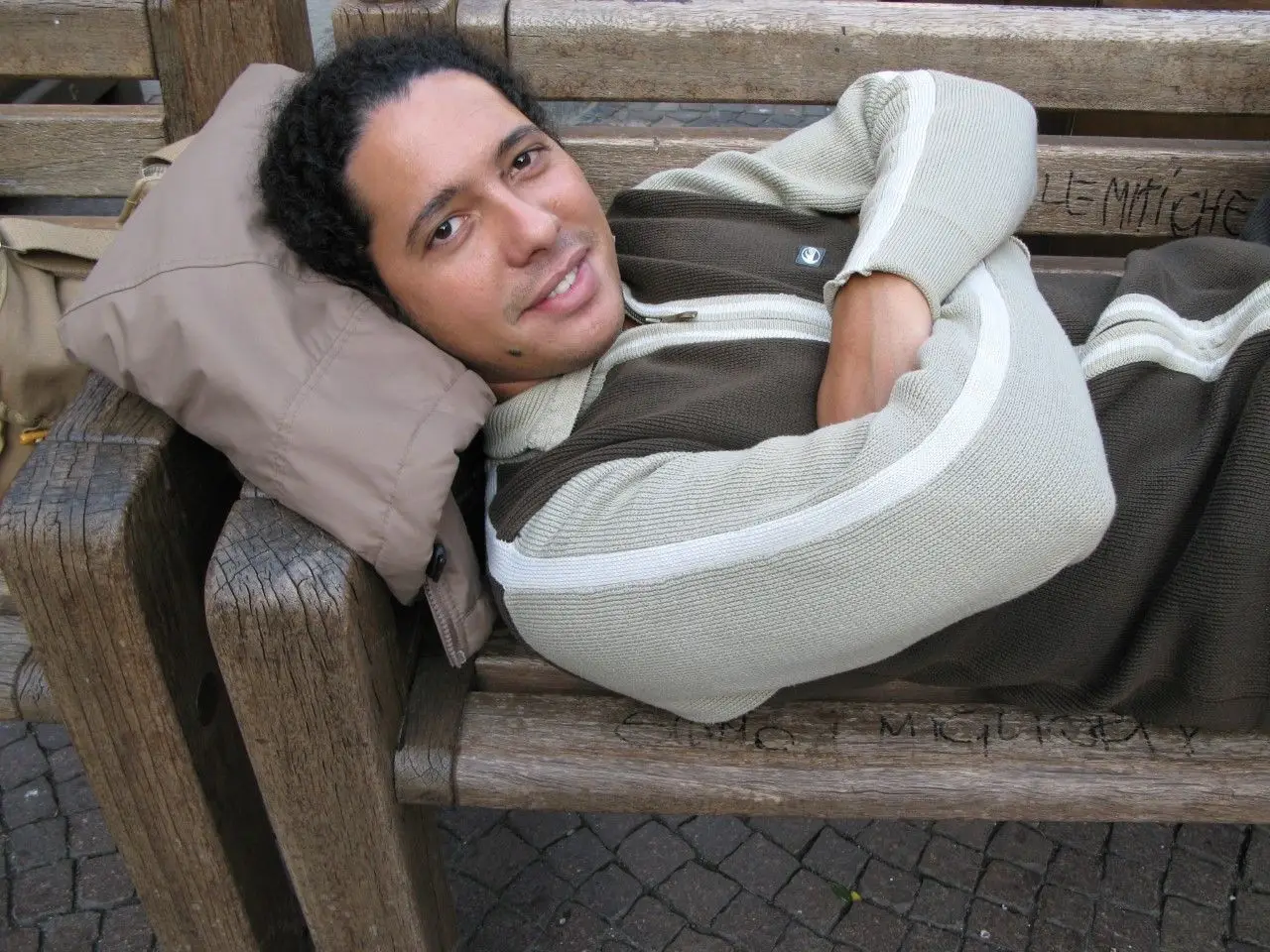 Prémio Literário Vergílio Ferreira entregue a Ondjaki, escritor ...