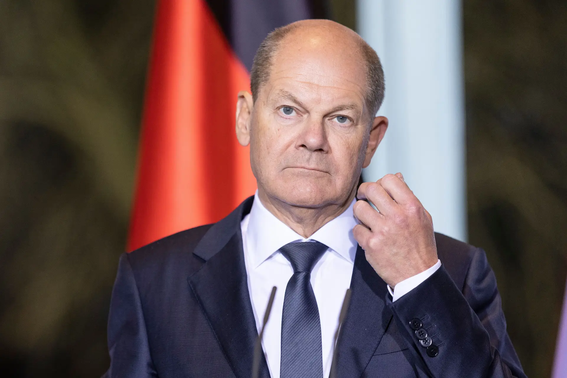 Clima: Olaf Scholz chama 'malucos' a ativistas que se colam a quadros ...