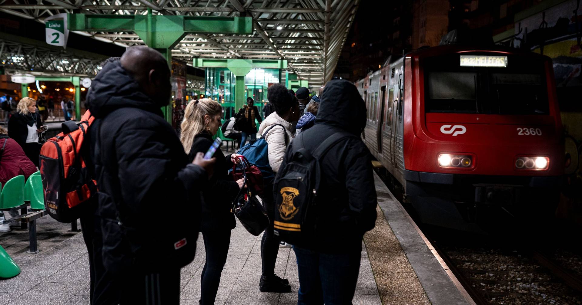 Comboio sobrelotado fica parado durante uma hora em Lisboa: passageiros sentiram-se mal e foi ...