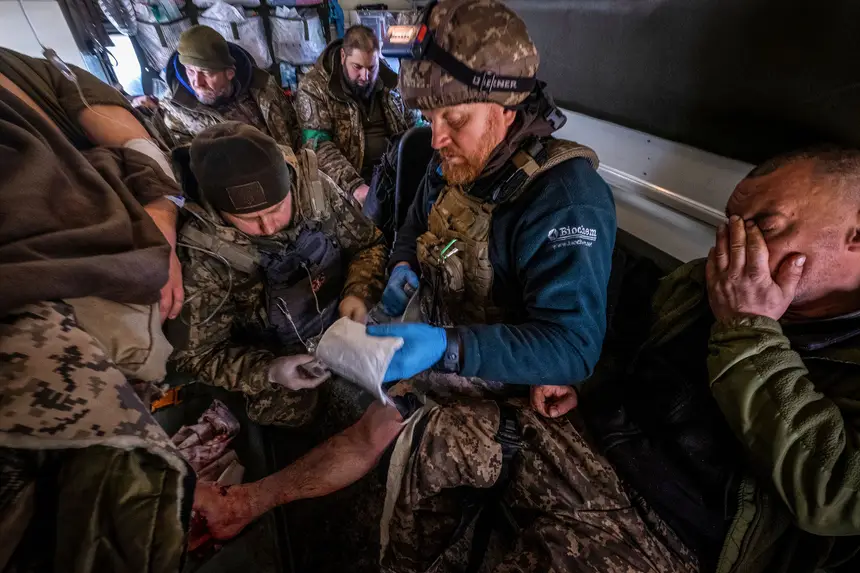 Reportagem nas ambulâncias da frente de guerra: “O drone identificou-me ...