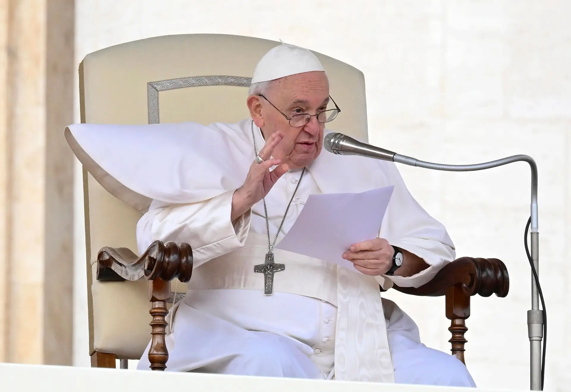 Vestido com um casaco branco, Papa é “ícone da moda”: como uma imagem ...