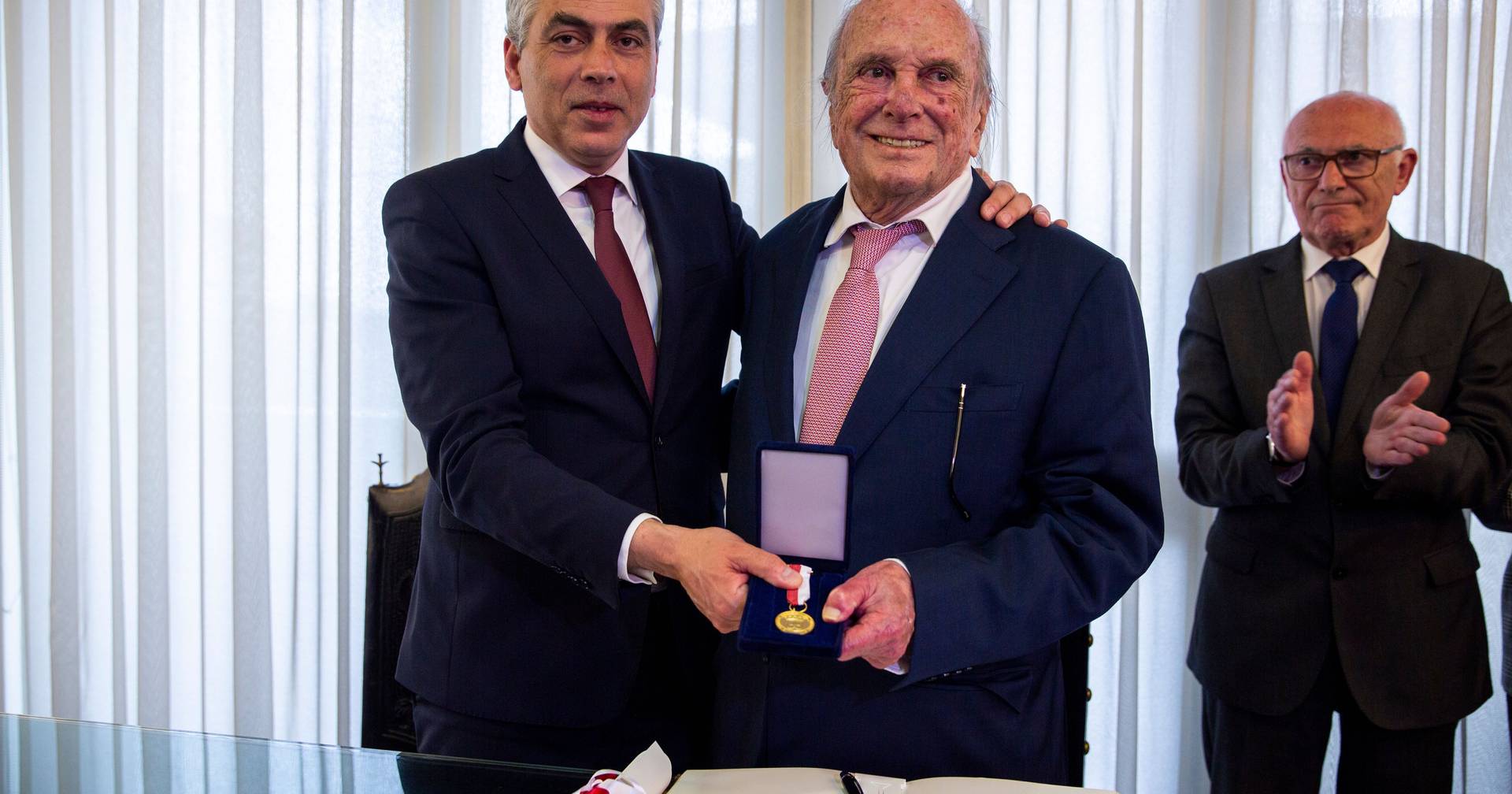 Francisco Pinto Balsemão é um emocionado cidadão honorário da Guarda ...