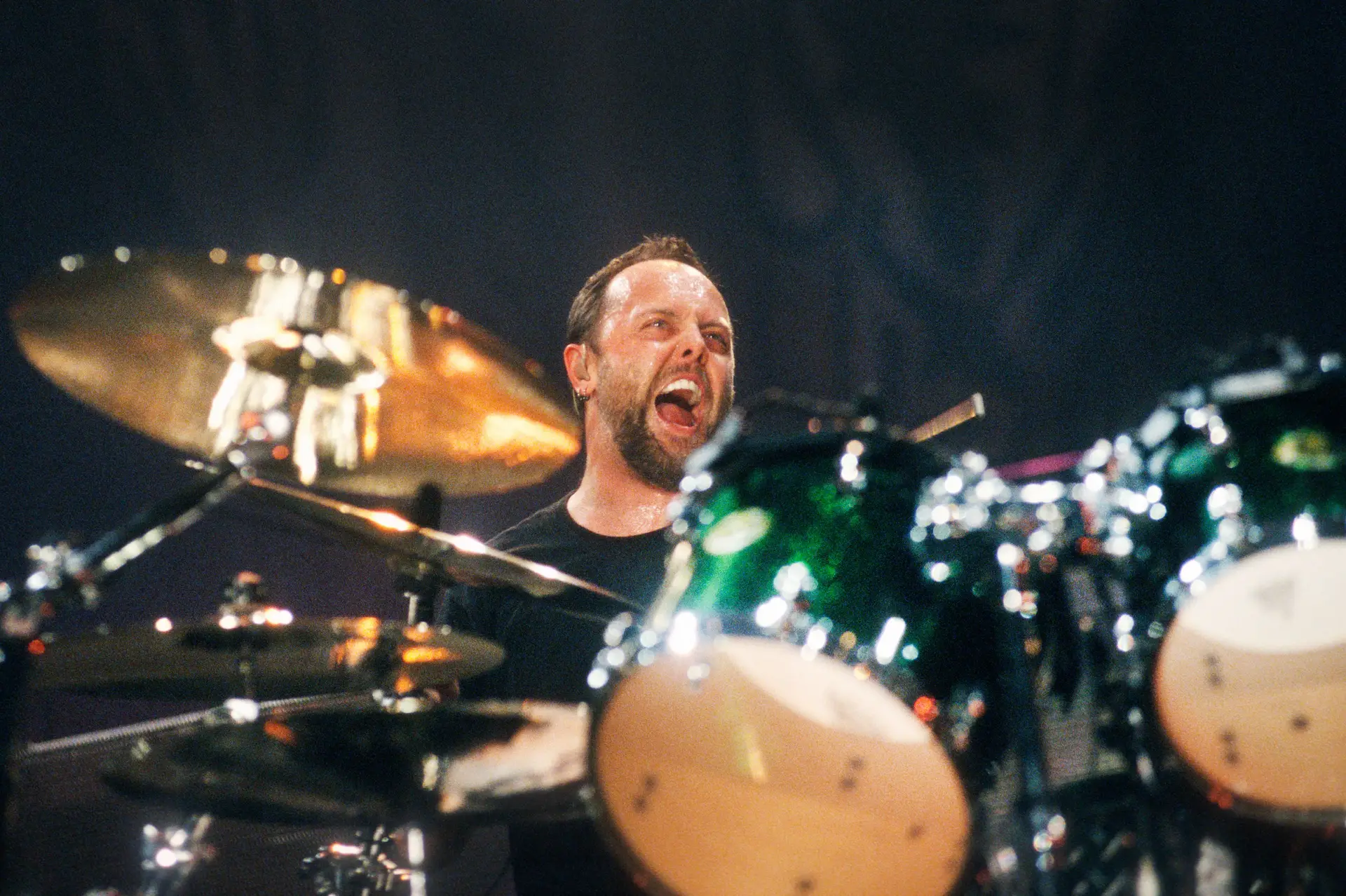 A reação de Lars Ulrich ao destruir uma tarola durante um concerto dos ...