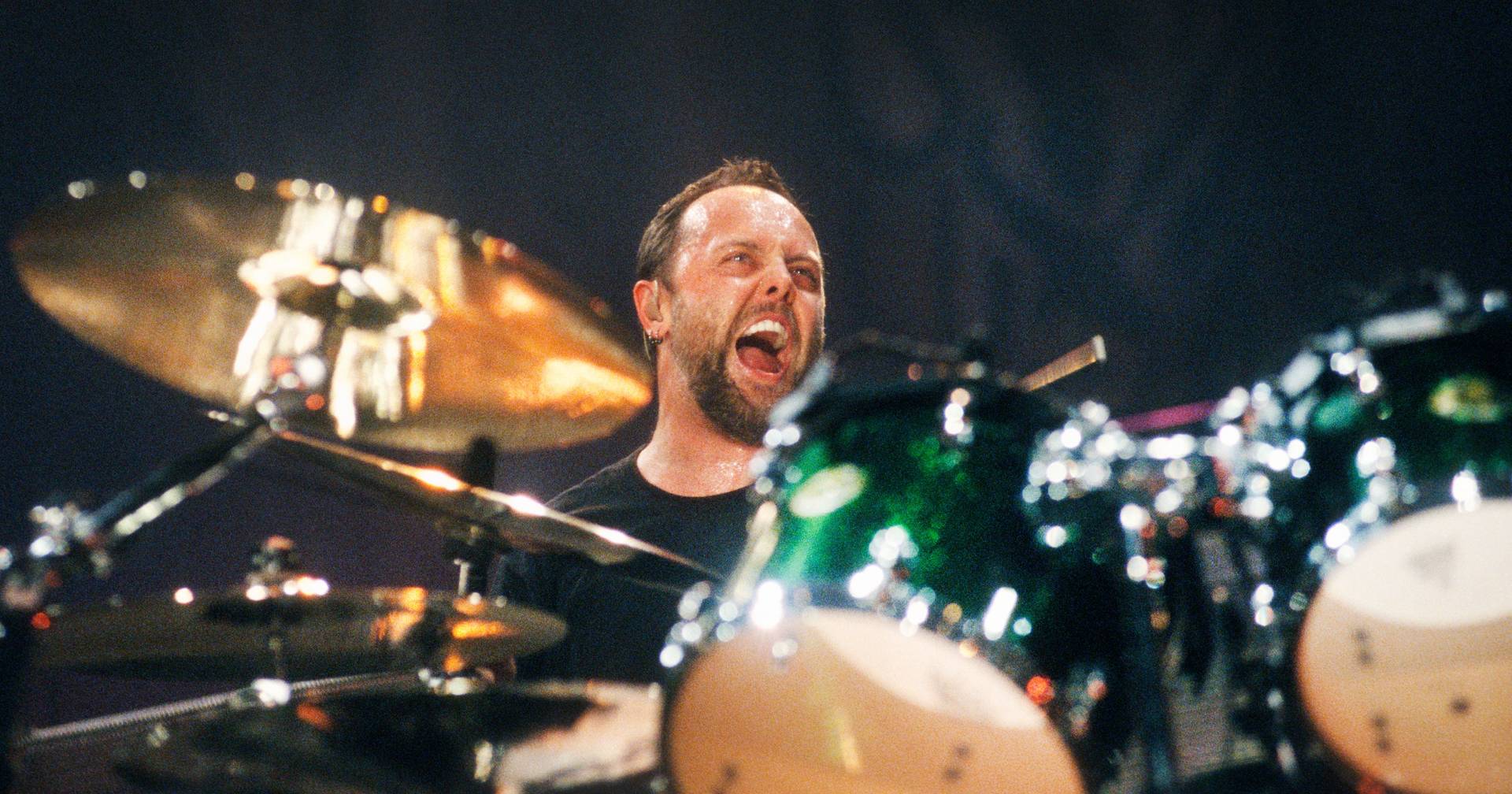 A reação de Lars Ulrich ao destruir uma tarola durante um concerto dos ...
