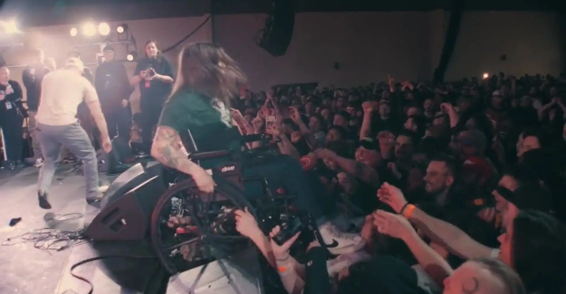 ‘Stage diving’ em cadeira de rodas: o notável momento de superação num ...