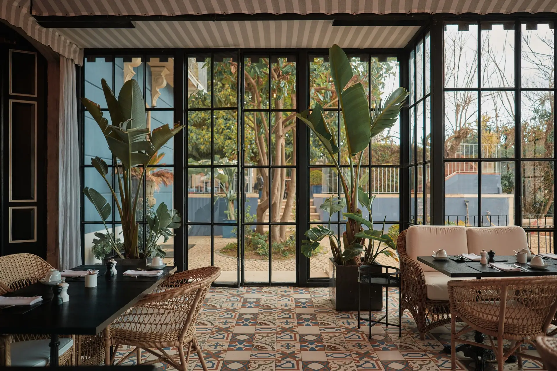 Rodeado de jardins e recantos, novo restaurante de Vítor Matos em ...