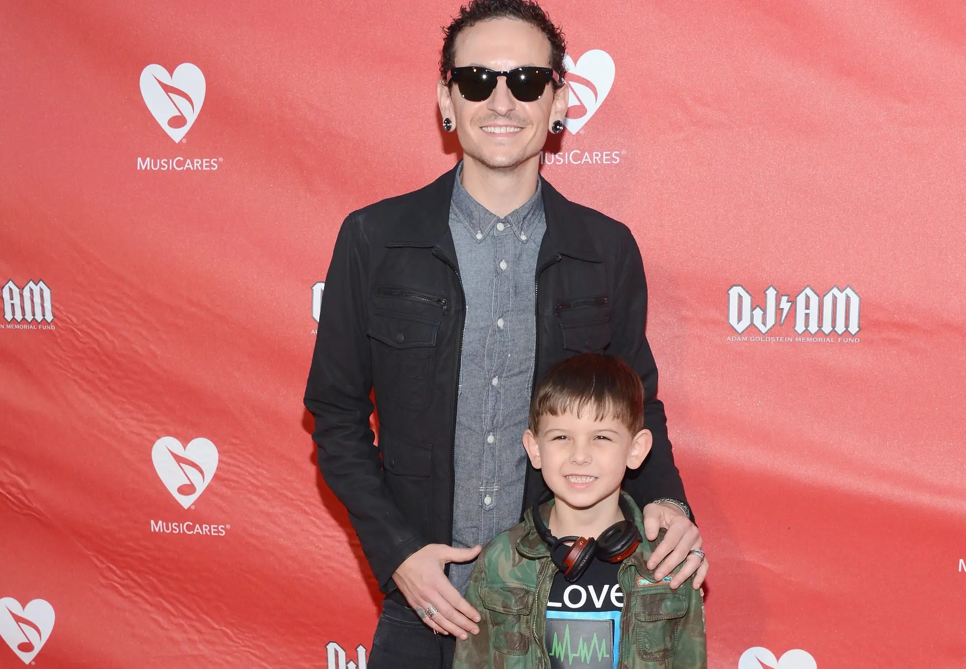 Filho de Chester Bennington furioso com teorias da conspiração sobre a ...