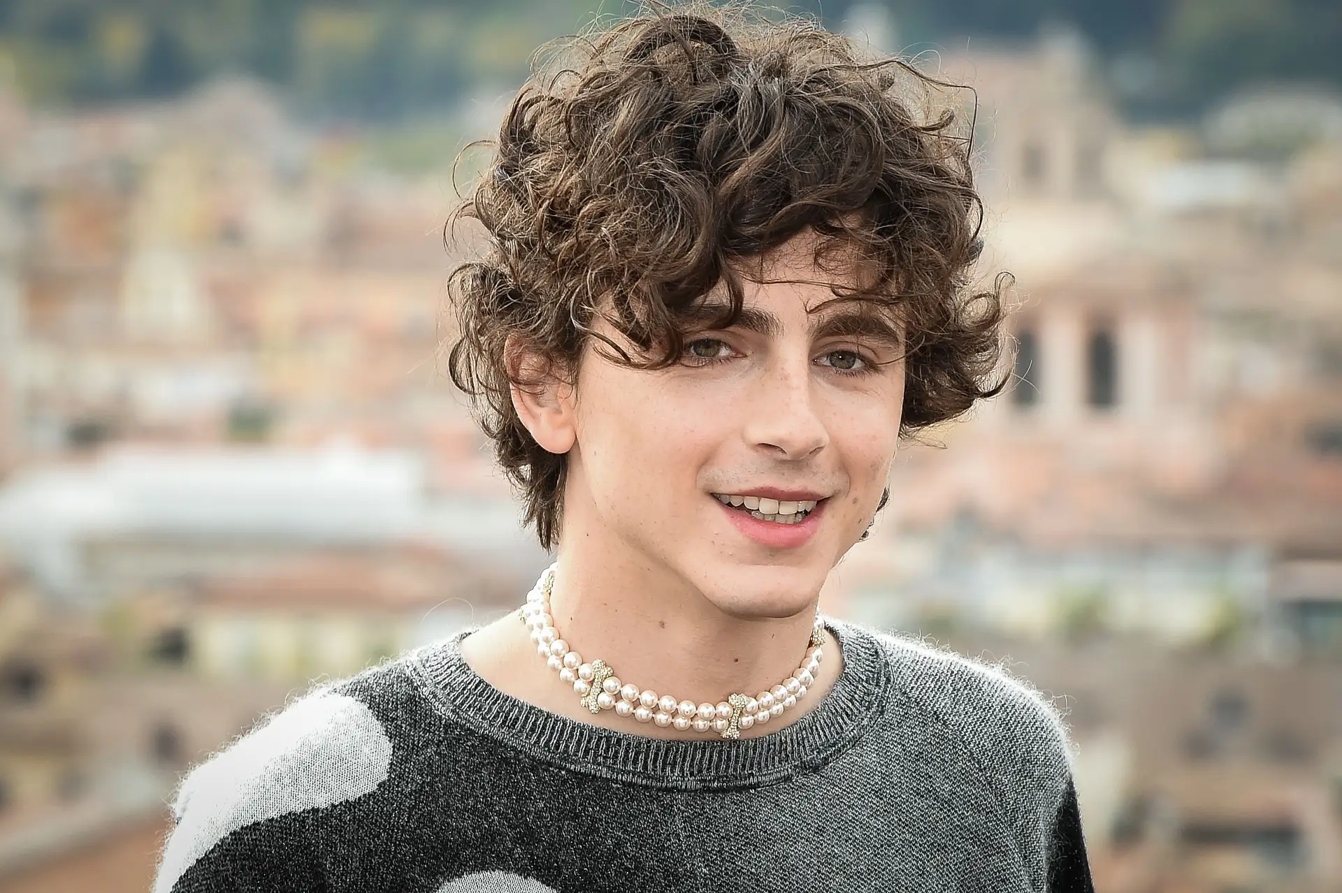 O ator Timothée Chalamet vai mesmo cantar na ‘biopic’ de Bob Dylan ...