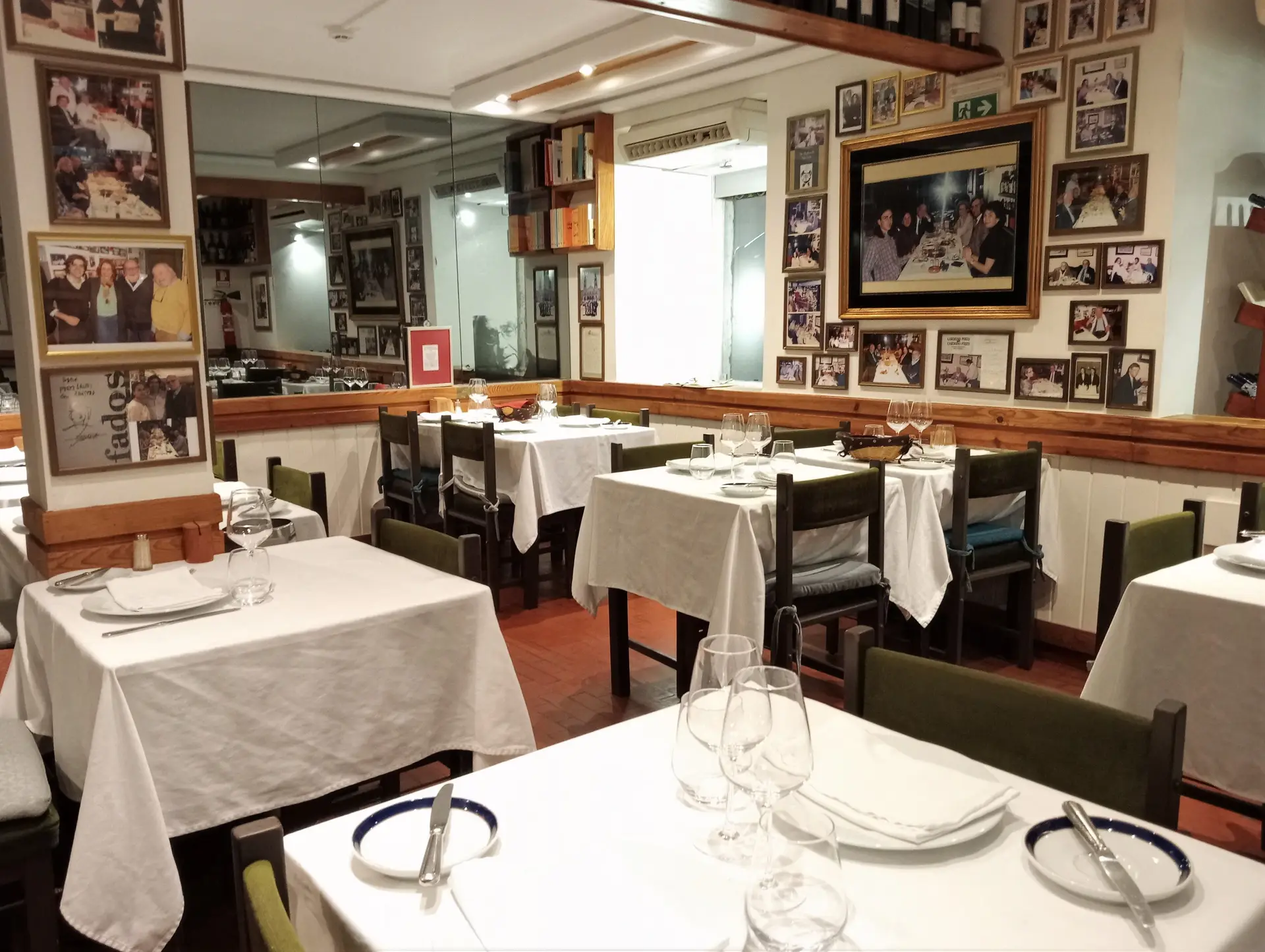 2010: A mesa no Bairro Alto onde José Saramago lia, escrevia e comia ...