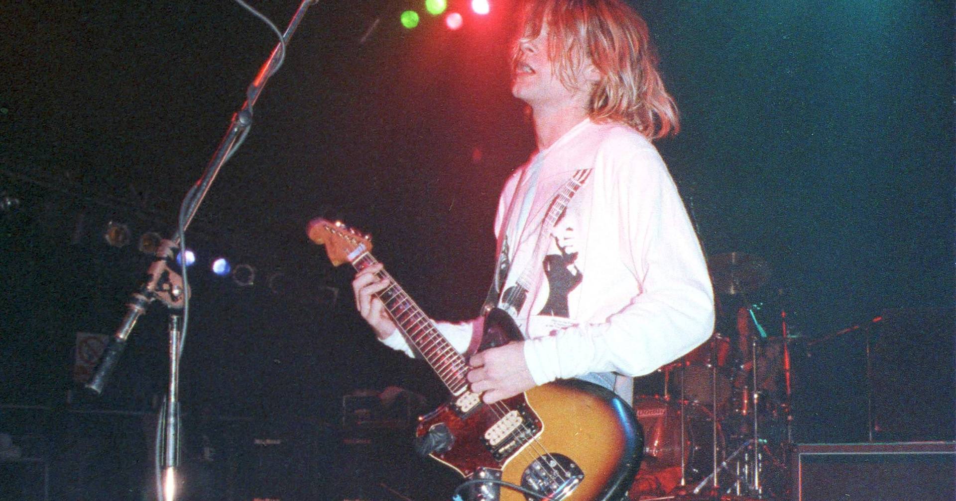 O vídeo que mostra os Nirvana a tocar ‘Smells Like Teen Spirit’ pela ...