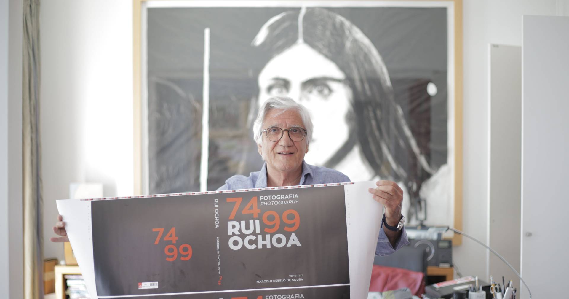 Gavetas cheias de máquinas e rolos, milhares de fotografias, uma ...