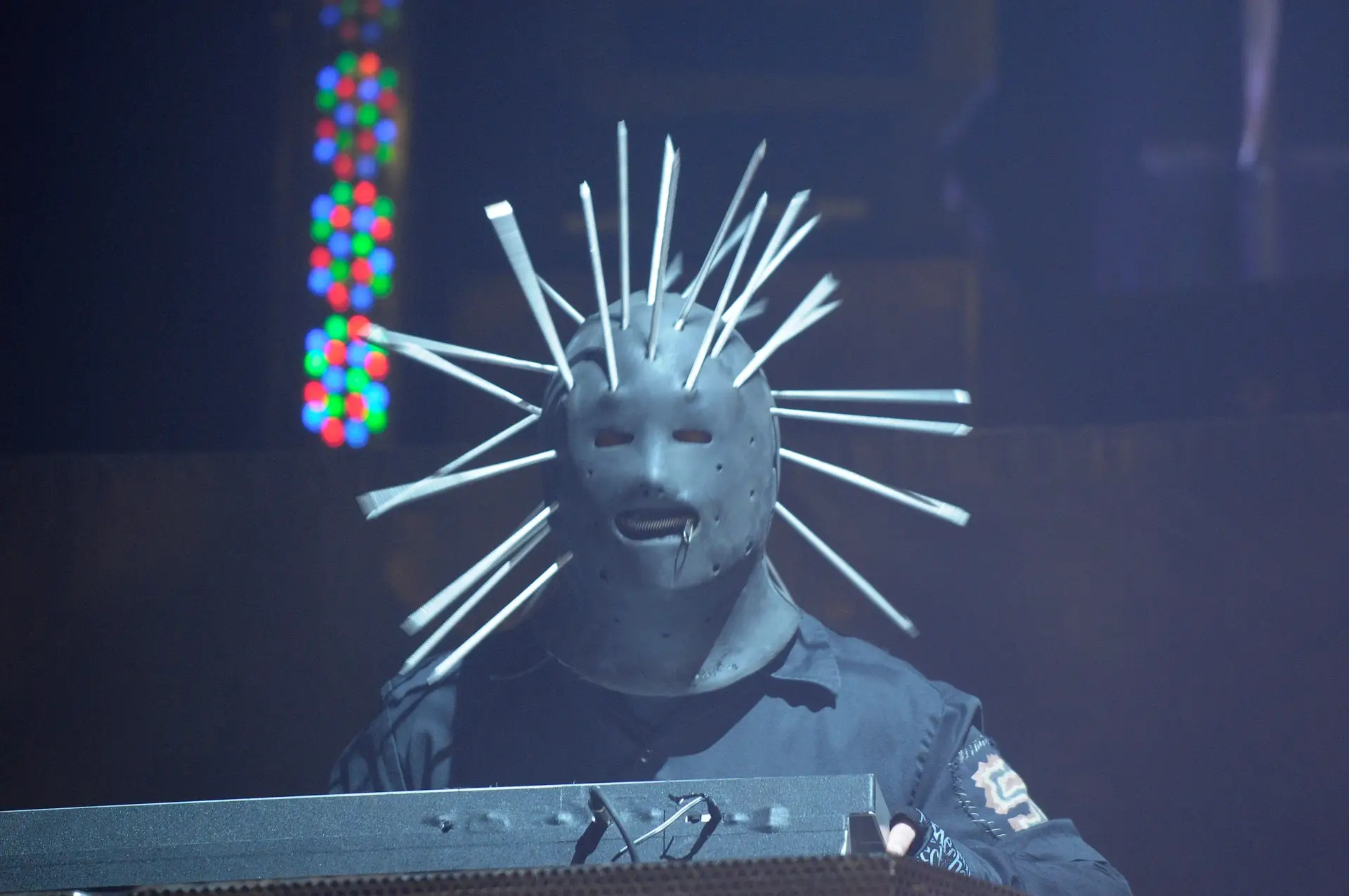 Os Slipknot anunciaram o despedimento do teclista Craig Jones, mas ...