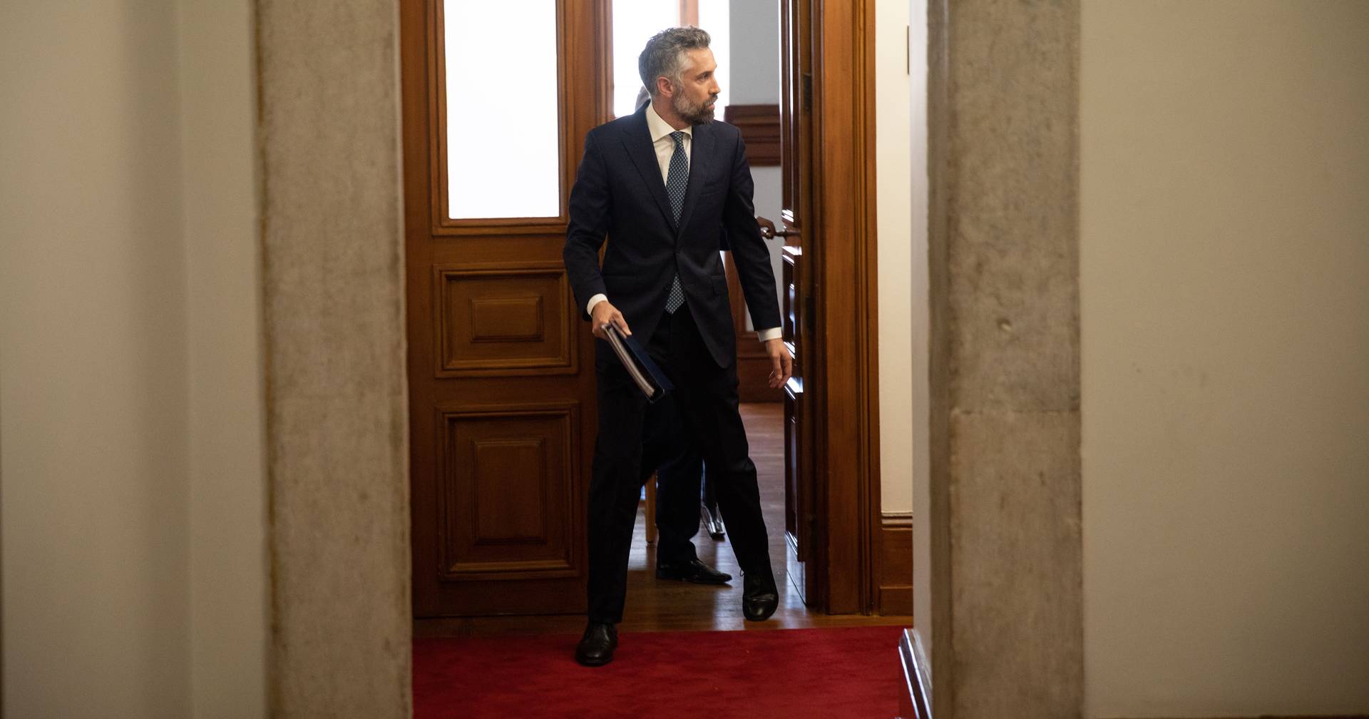 Pedro Nuno Santos regressa esta terça-feira ao Parlamento de olhos em ...