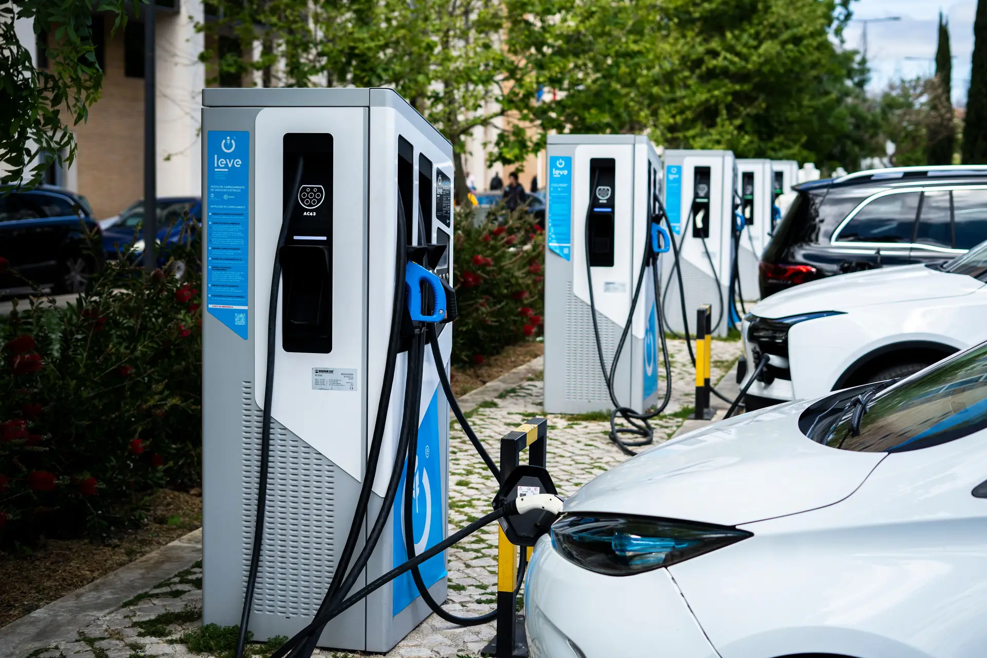 Carros Elétricos Construção De 76 Mil Pontos De Carregamento Irá