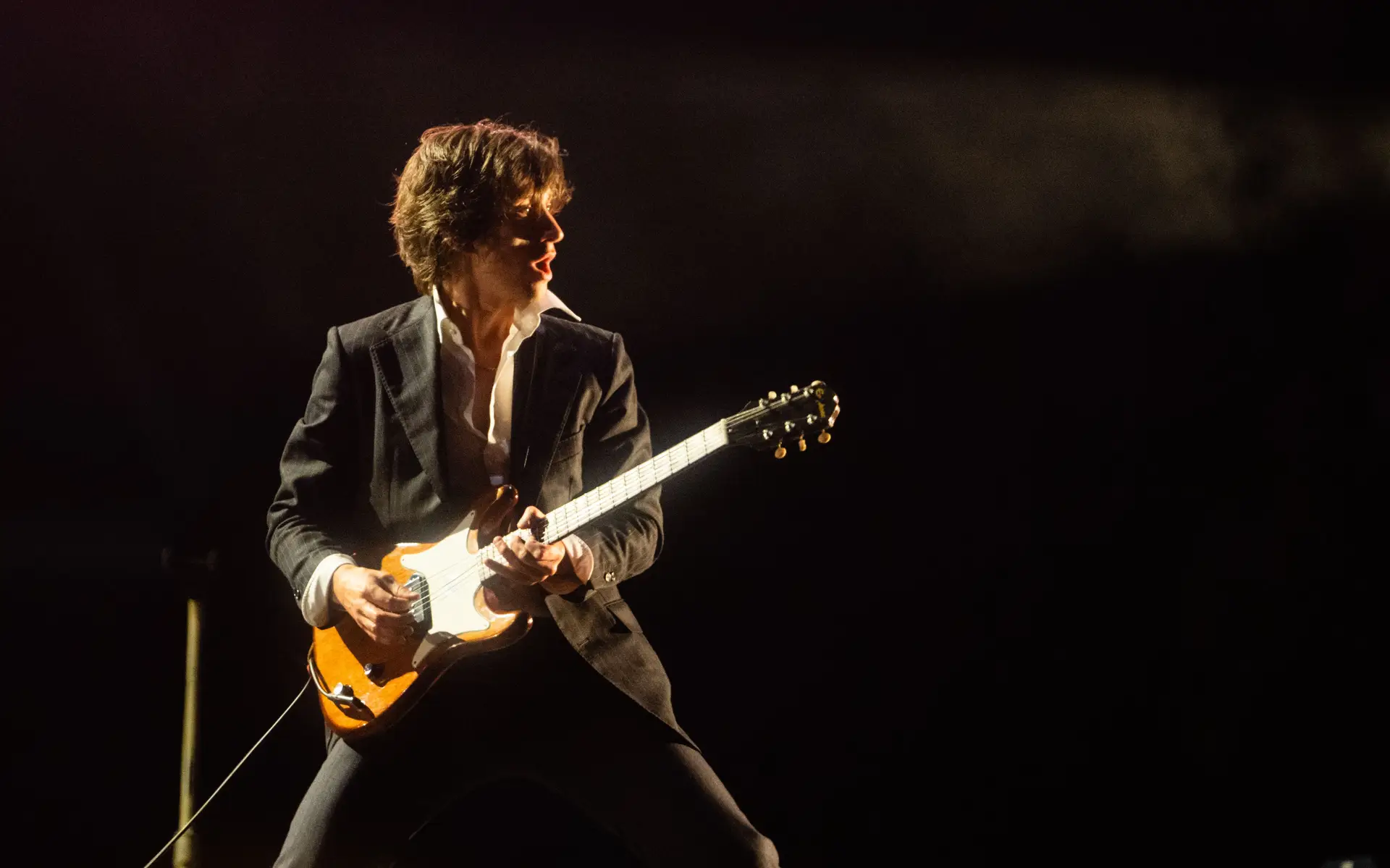 A saúde de Alex Turner permitiu e os Arctic Monkeys voltaram aos palcos no festival de ...