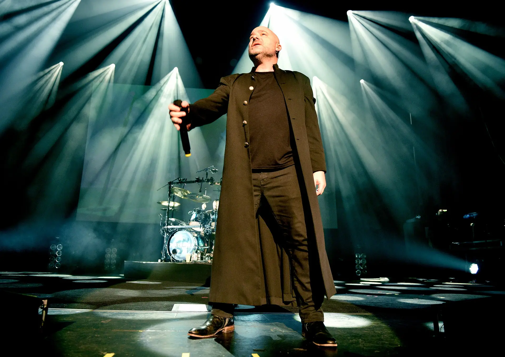 David Draiman, vocalista dos Disturbed, insulta Roger Waters e canta o ...