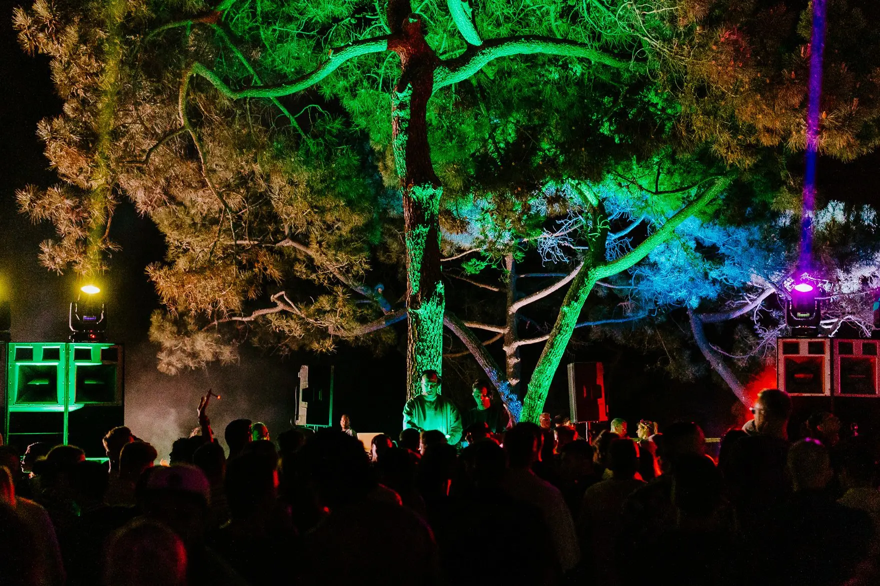 No alto da falésia, novo espaço para festas aquece o verão em Albufeira ...