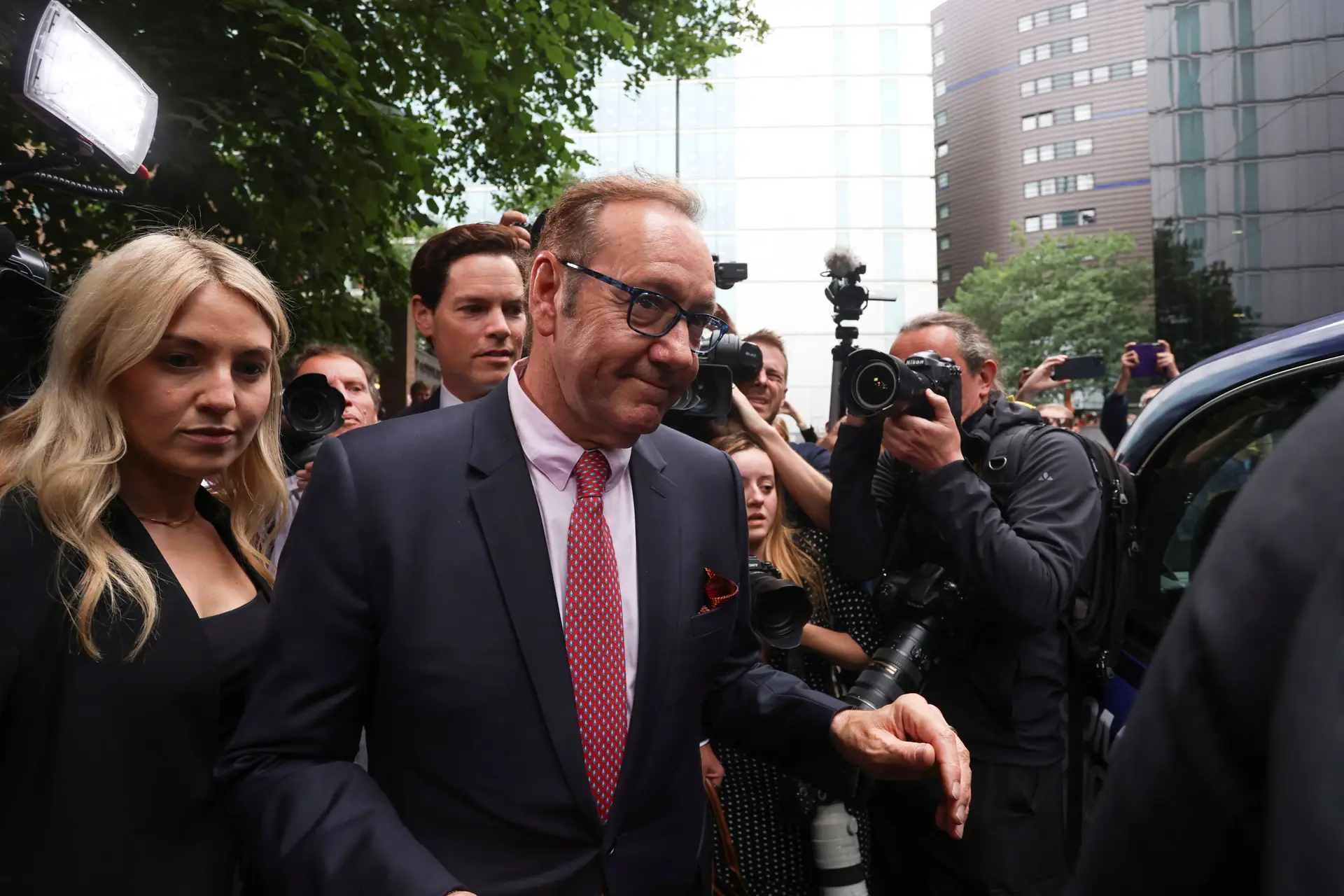 Ator Kevin Spacey absolvido em Londres de nove crimes sexuais - Expresso