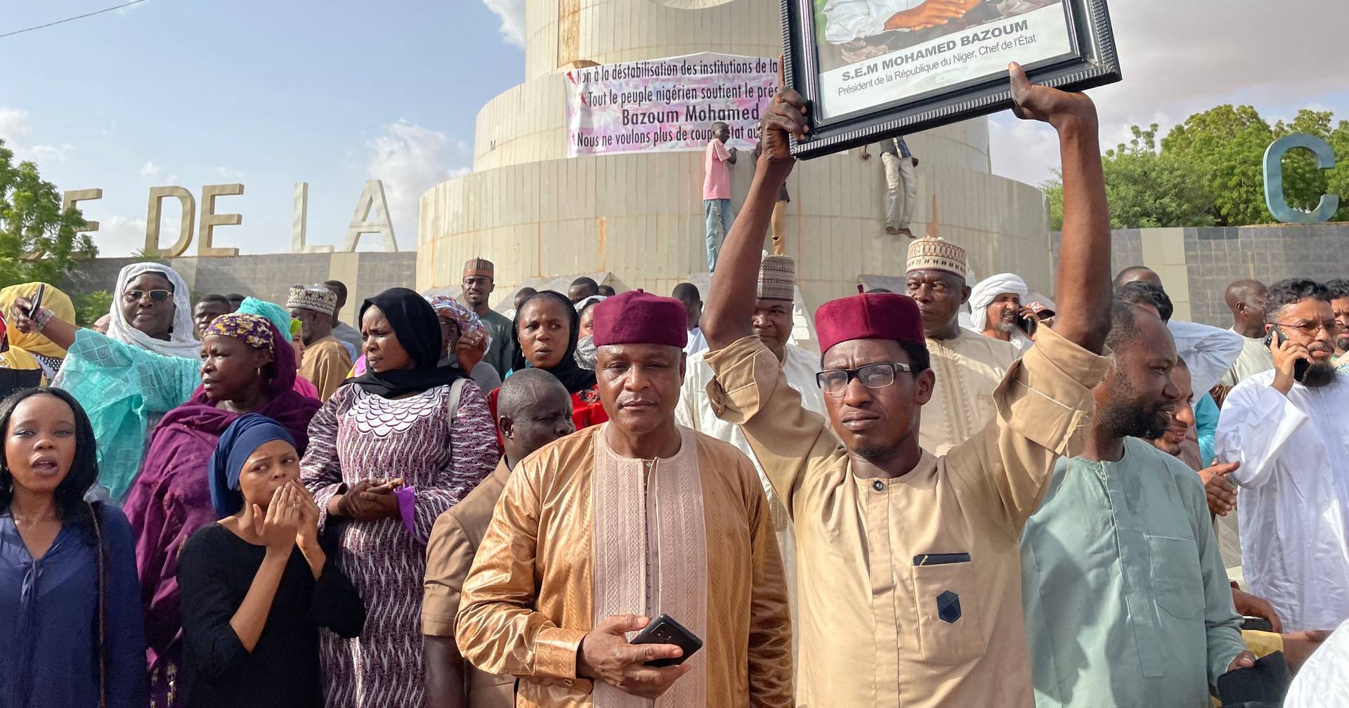 Presidente e chefe da diplomacia do Níger rejeitam golpe de Estado ...