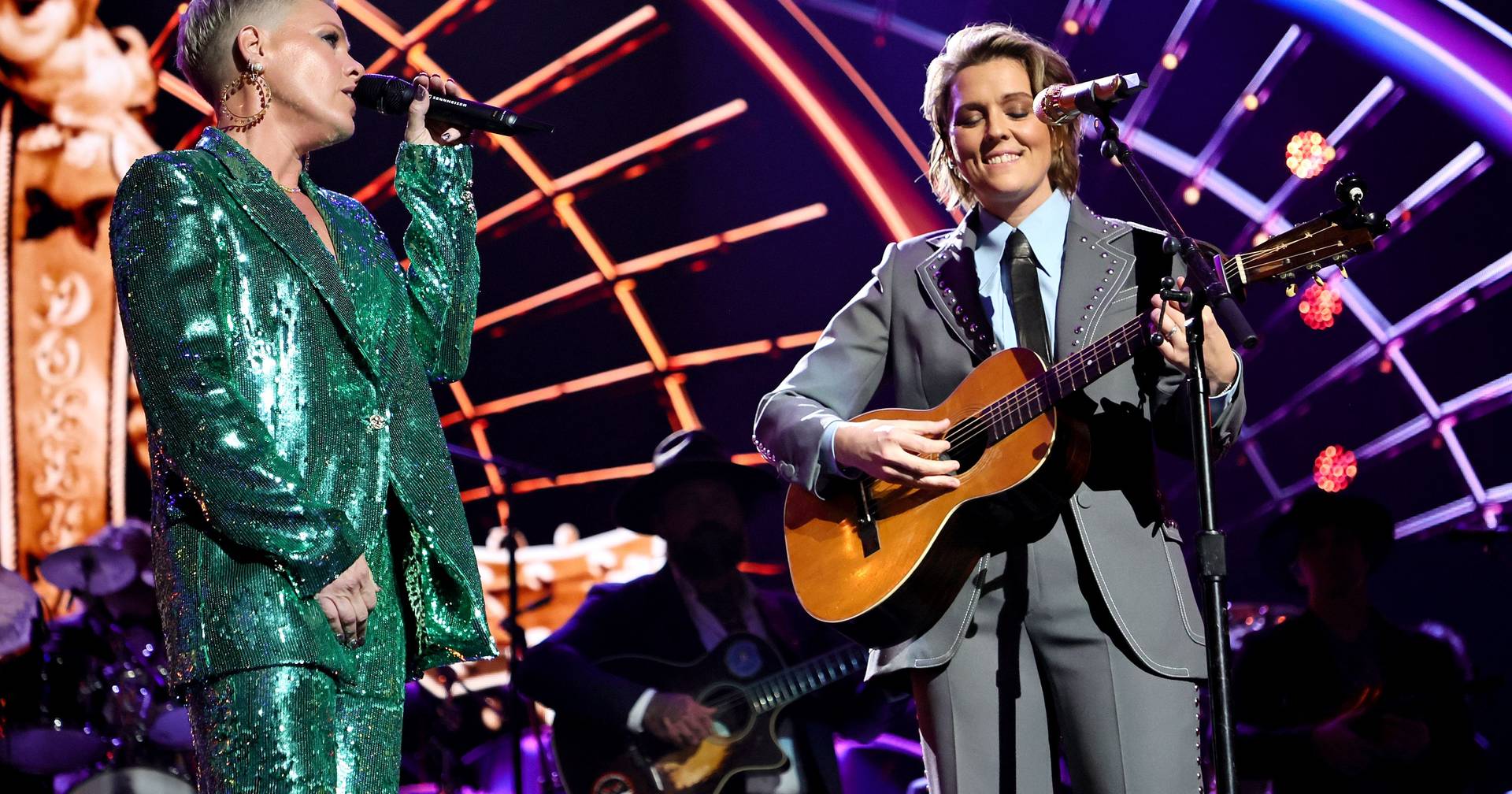 Pink e Brandi Carlile homenageiam Sinéad O’Connor com versão de ...