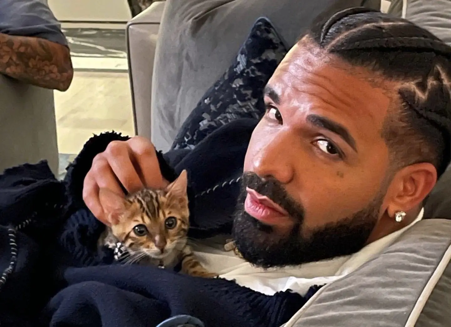 Drake comprou o anel em forma de coroa que Tupac usou na sua última ...