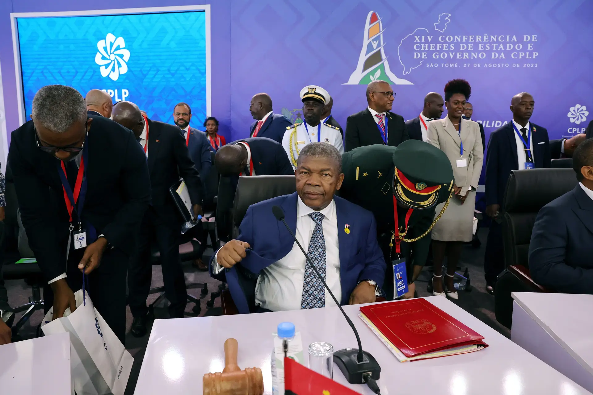 Presidente de Angola alerta para conflitos militares no mundo em ...