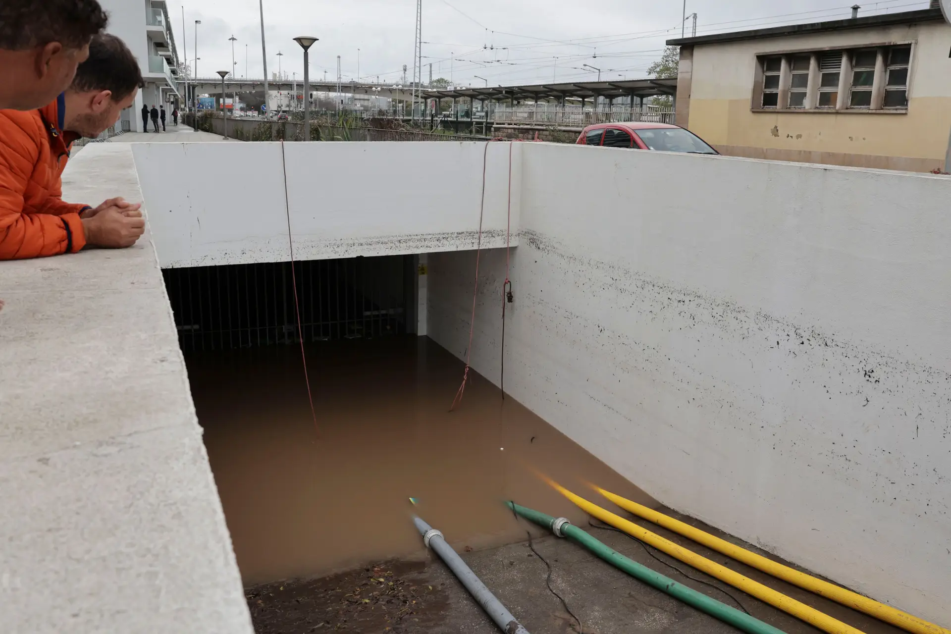 Super Lua Azul motiva aviso de inundações na estação ferroviária de ...