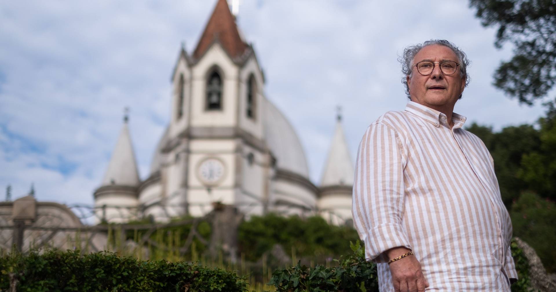 Almiro Mateus, o médico “especialista em gente”, que dá consultas ...