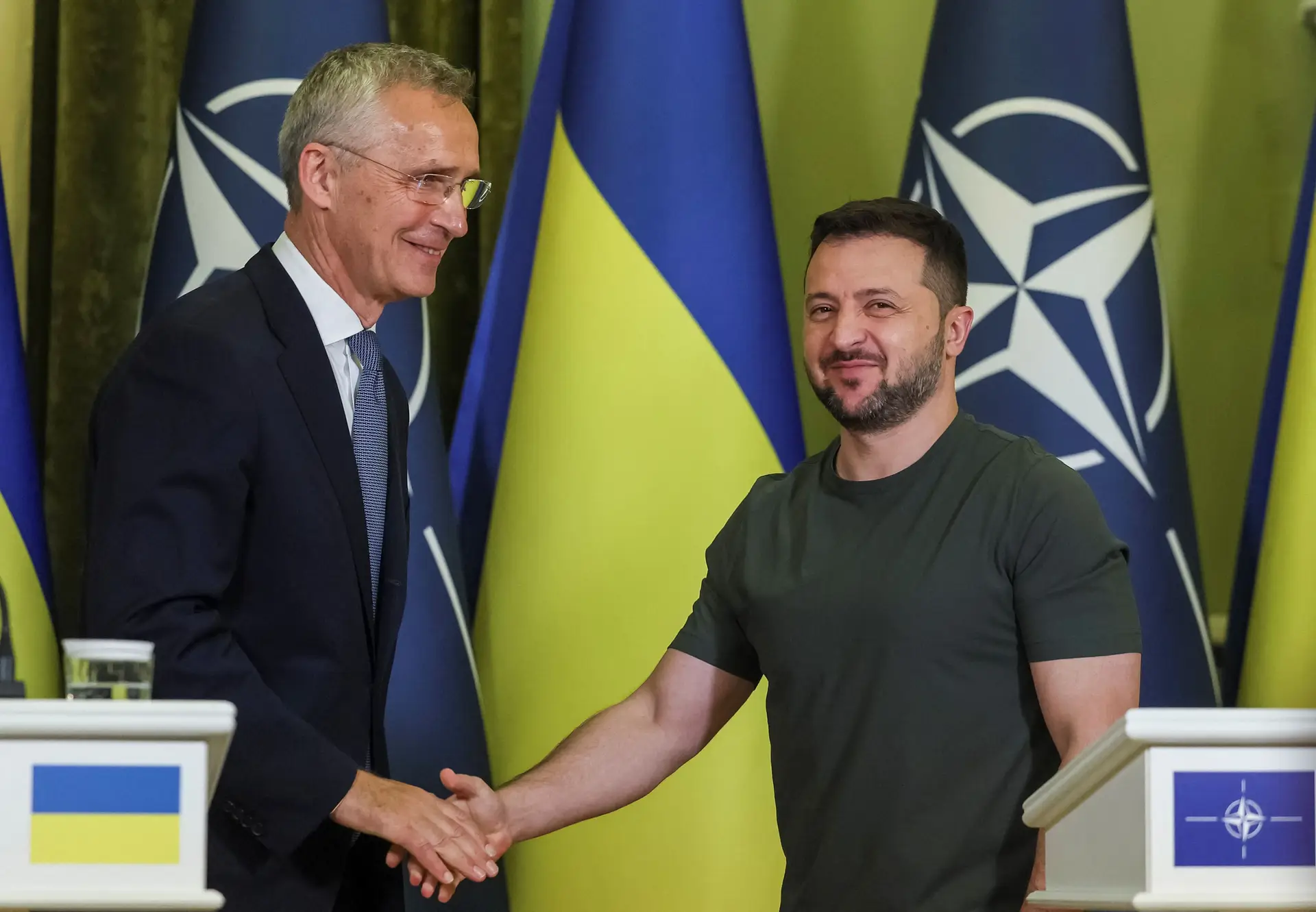 Líder da NATO e Zelensky discutem criação de fundo de 100 mil milhões ...