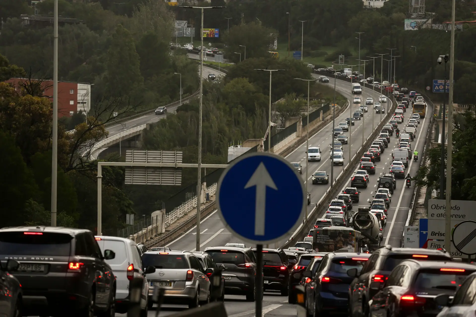 Trânsito reaberto na A5 entre Lisboa e Cascais após acidente com um ...