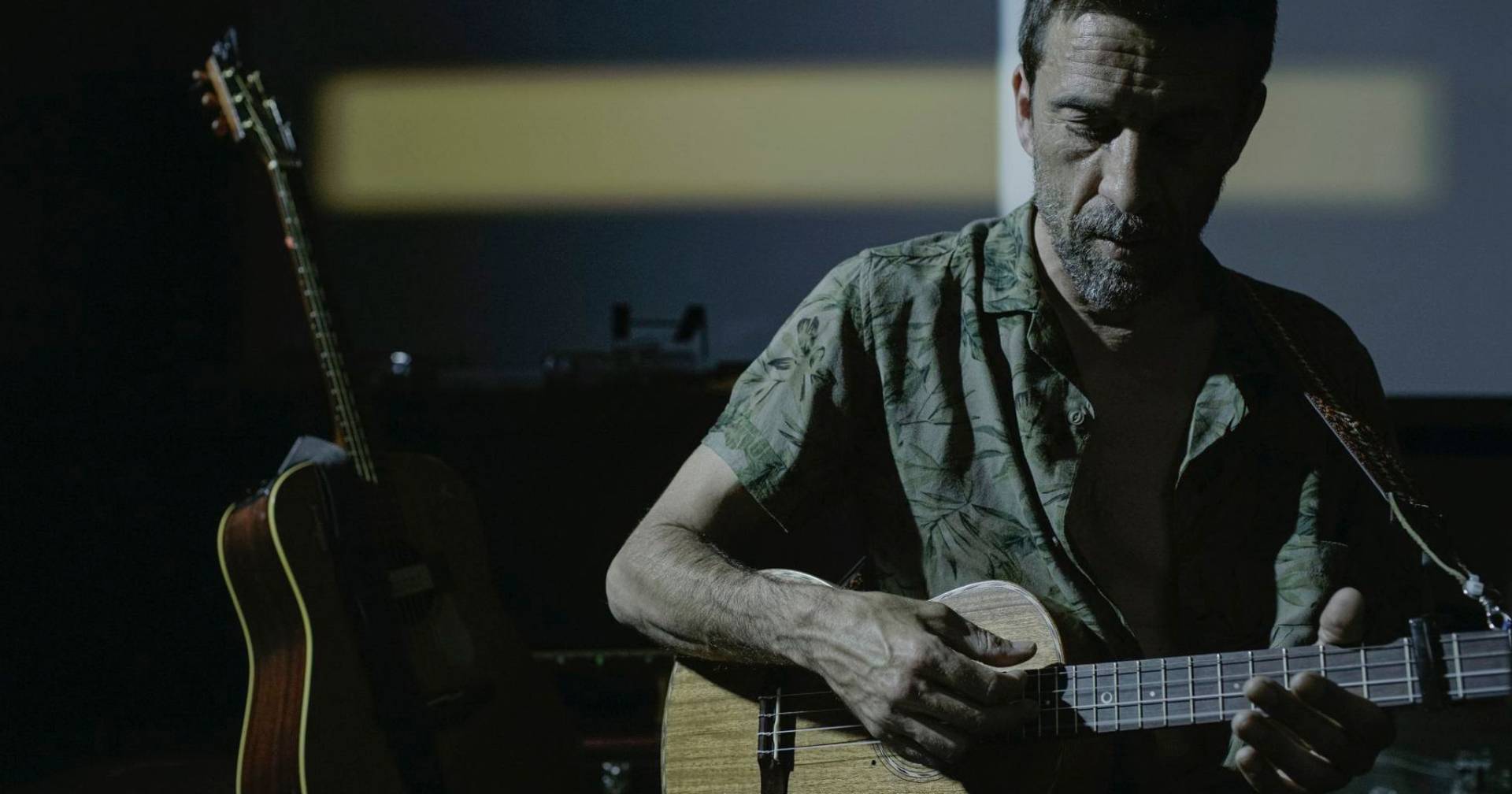 Manel Cruz anuncia digressão intimista e novo disco em 2024 - Expresso