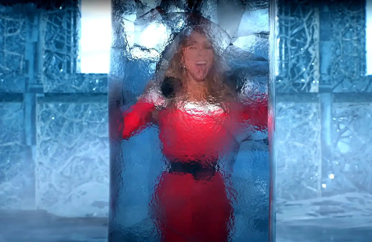 “Está na hora!”: Mariah Carey sai de um gigante bloco de gelo e anuncia ...