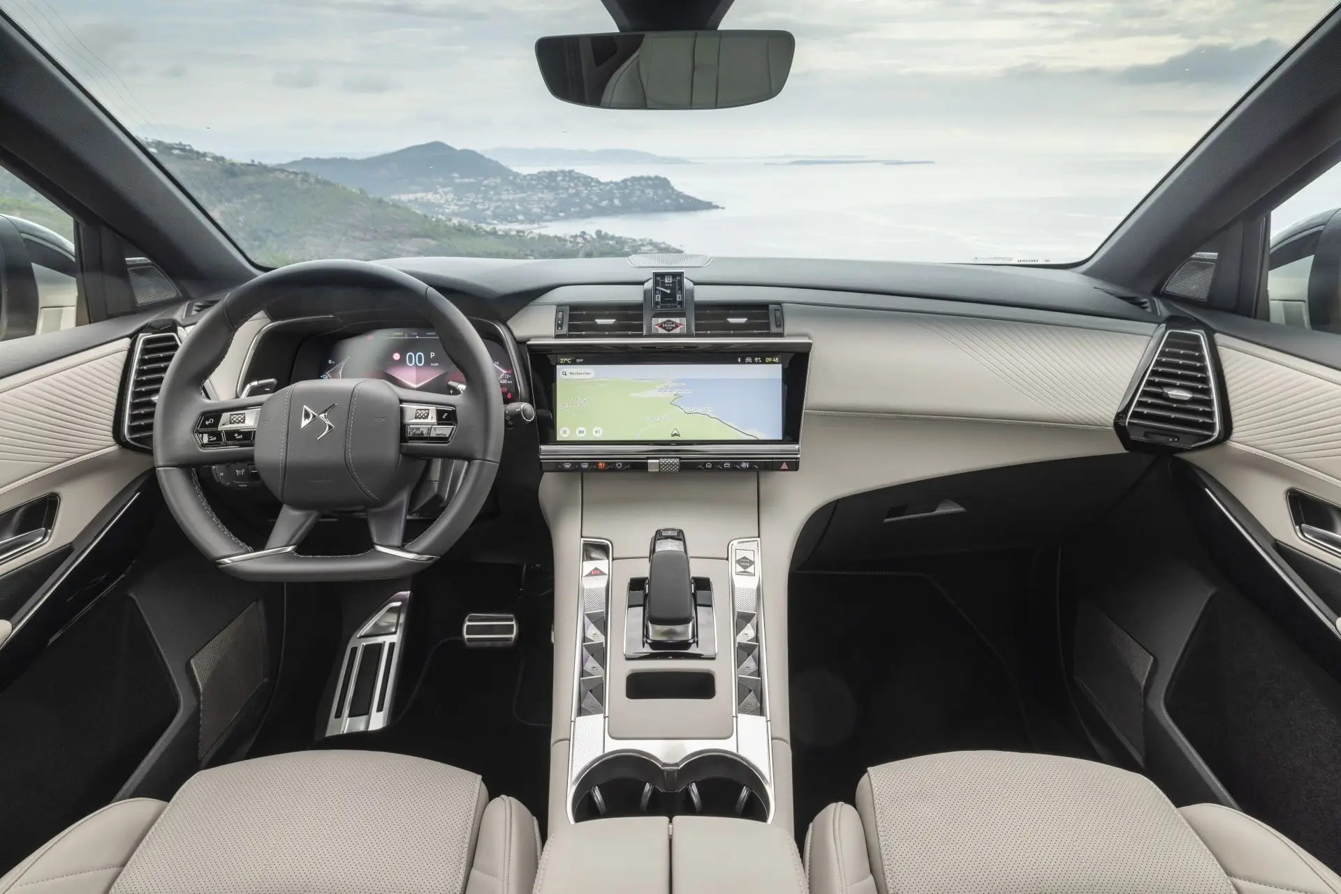 Eis o novo DS7, o modelo que Emmanuel Macron utiliza para desfilar com os seus convidado nos ...