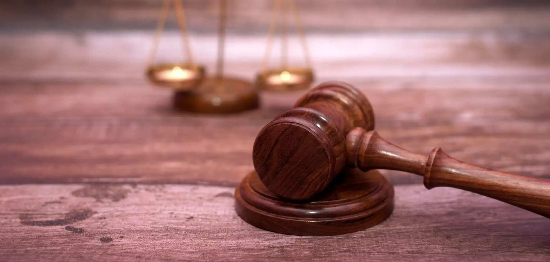 Mãe que deixou filhos sozinhos cinco dias em casa absolvida em tribunal ... Mãe que deixou filhos sozinhos cinco dias em casa absolvida em tribunal ...