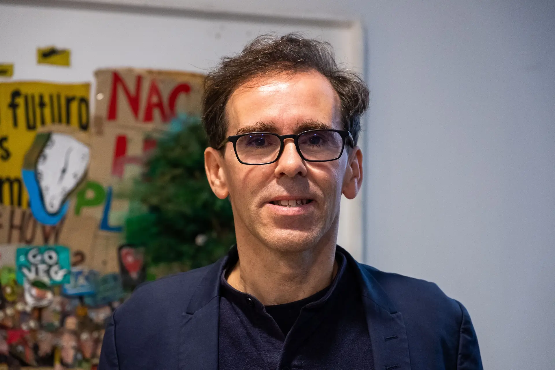 “As nossas crianças, se quiserem aprender sobre o ilustre ditador ...