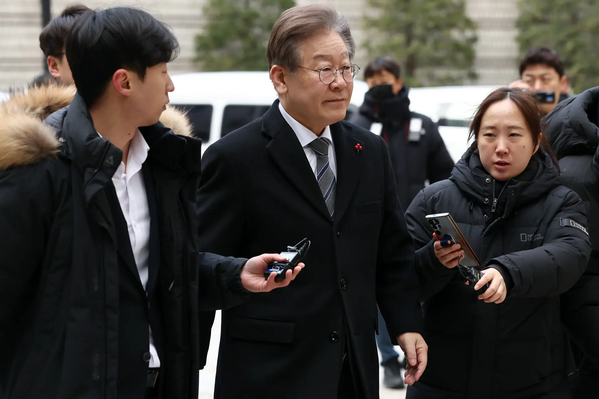 Quem é Lee Jae-myung, líder da oposição sul-coreana, que foi esfaqueado ...