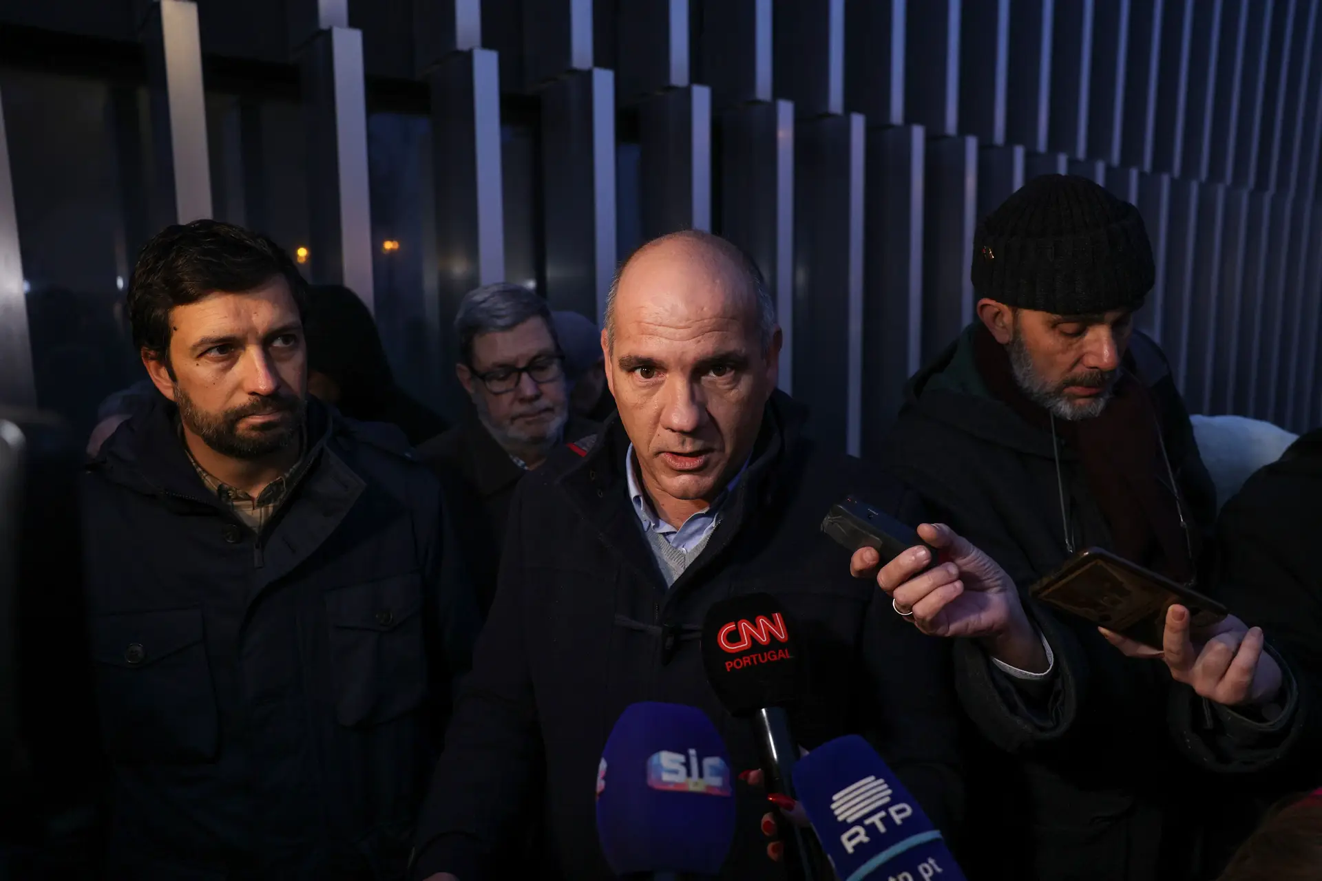 Apelo de BE não muda atitude do PCP: Paulo Raimundo pede reforço do ...