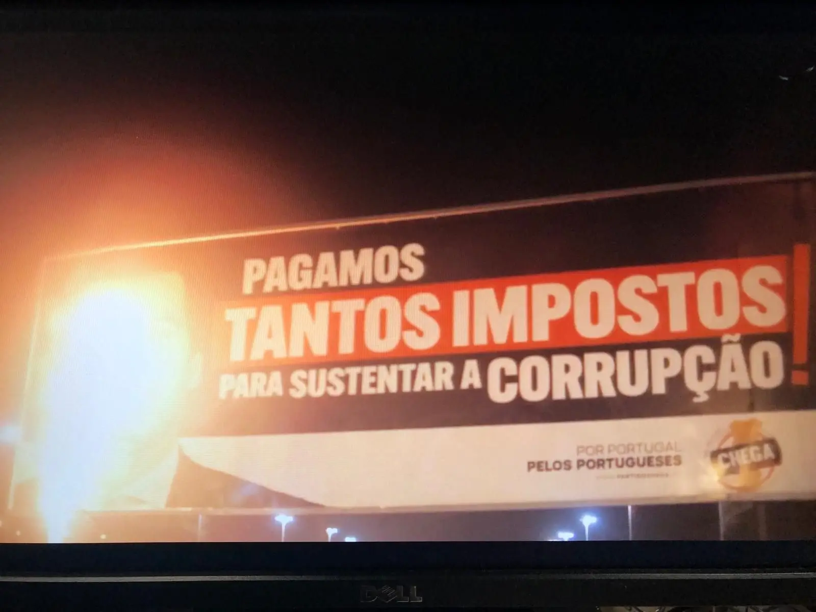 Cartaz do Chega incendiado na Alameda, em Lisboa: partido já apresentou ...
