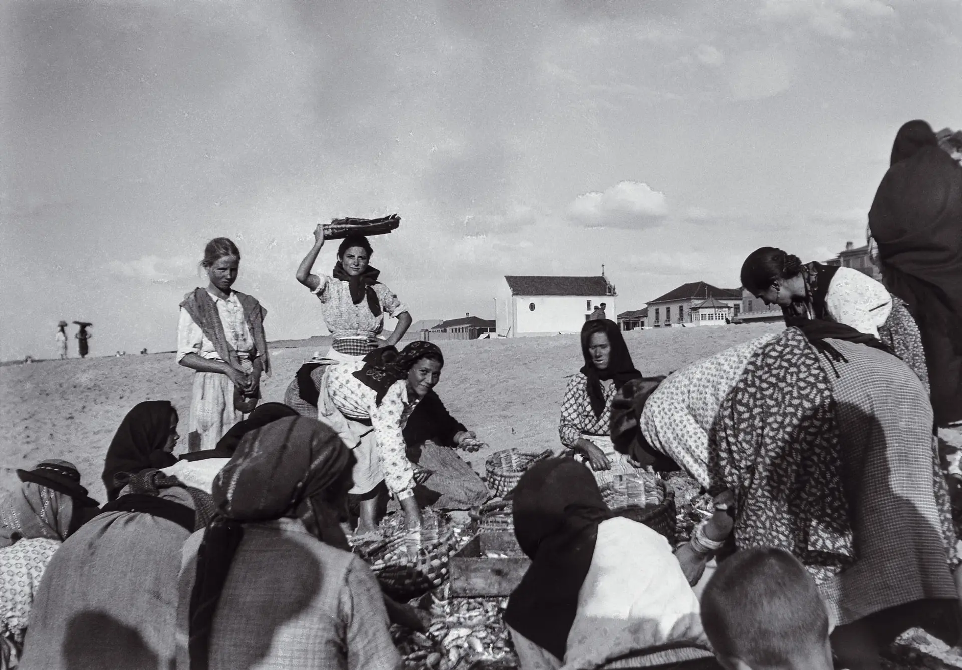 Um olhar diferente sobre os objectos das mulheres de Maria Lamas - Expresso