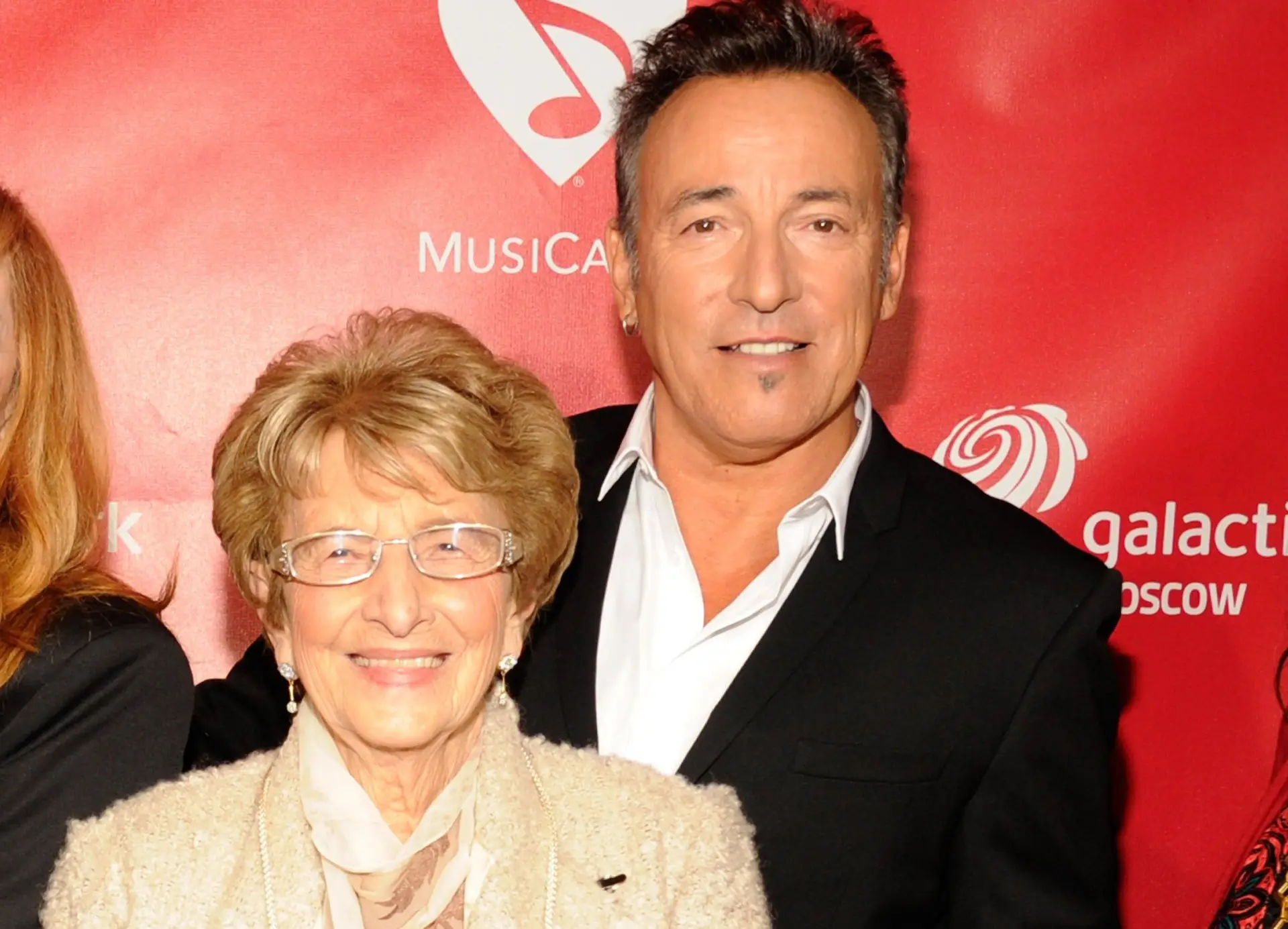 Morreu Adele Springsteen, mãe de Bruce Springsteen: veja-os a dançar ...
