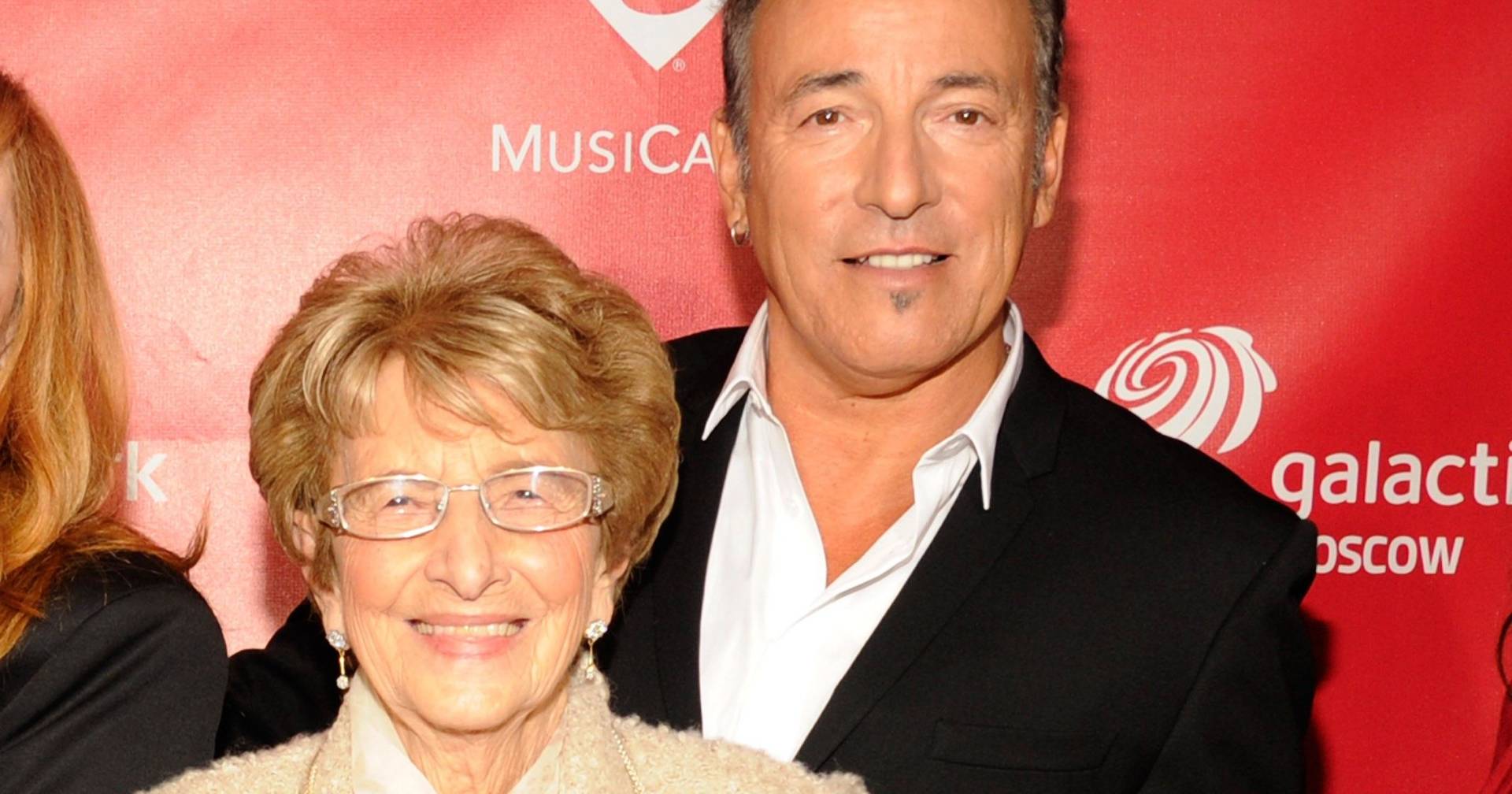 Morreu Adele Springsteen, mãe de Bruce Springsteen: veja-os a dançar ...
