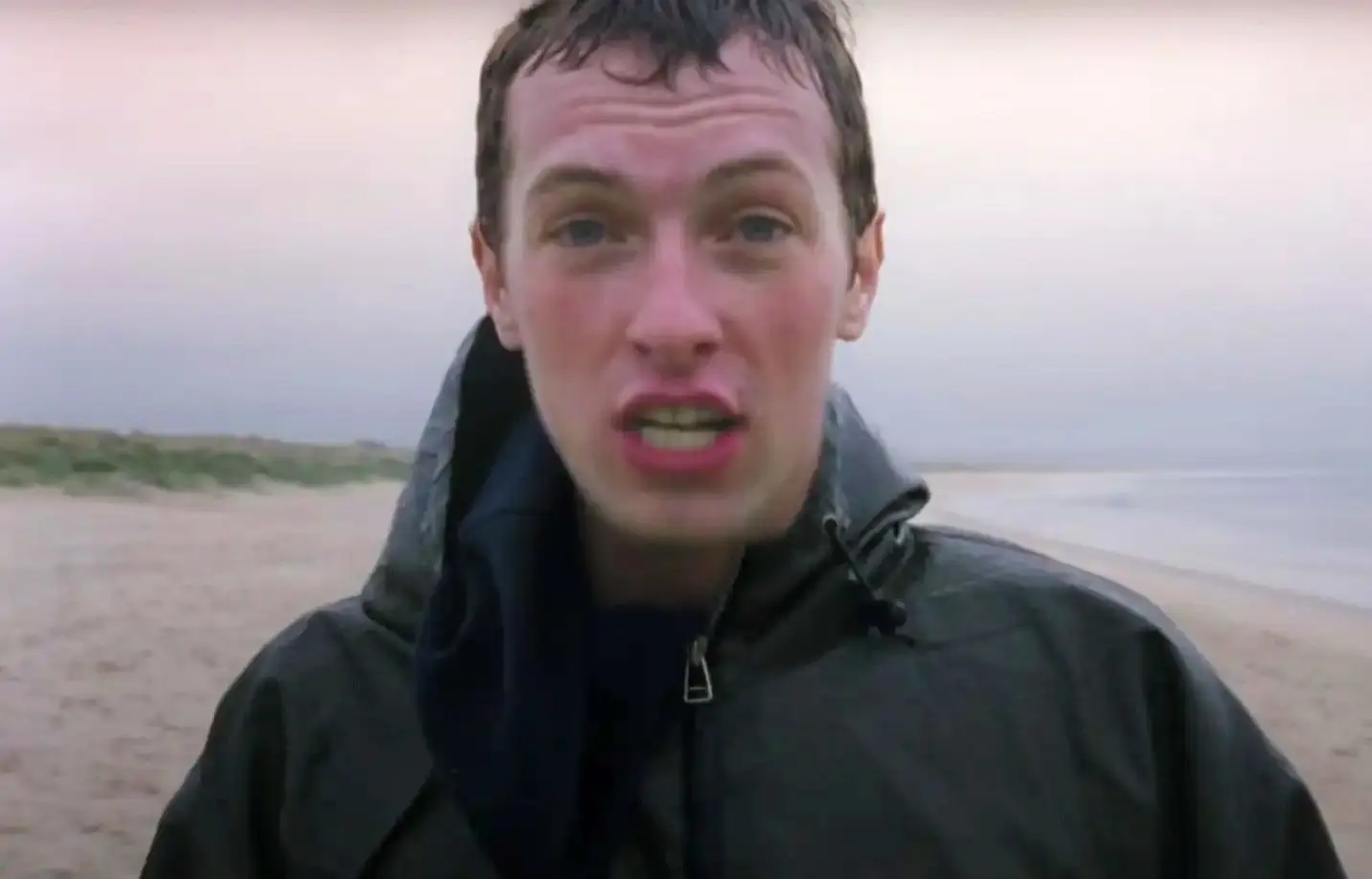 O novo videoclip dos IDLES é uma cópia de ‘Yellow’, dos Coldplay: Chris ...