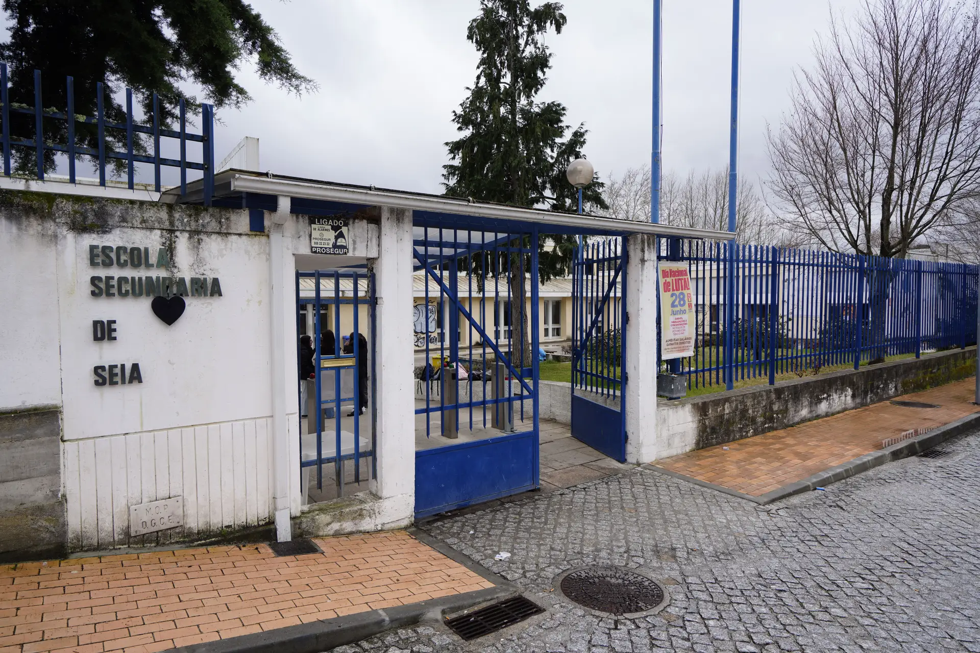 Na escola de Seia onde morreu uma aluna de 16 anos, o vidro que a ...