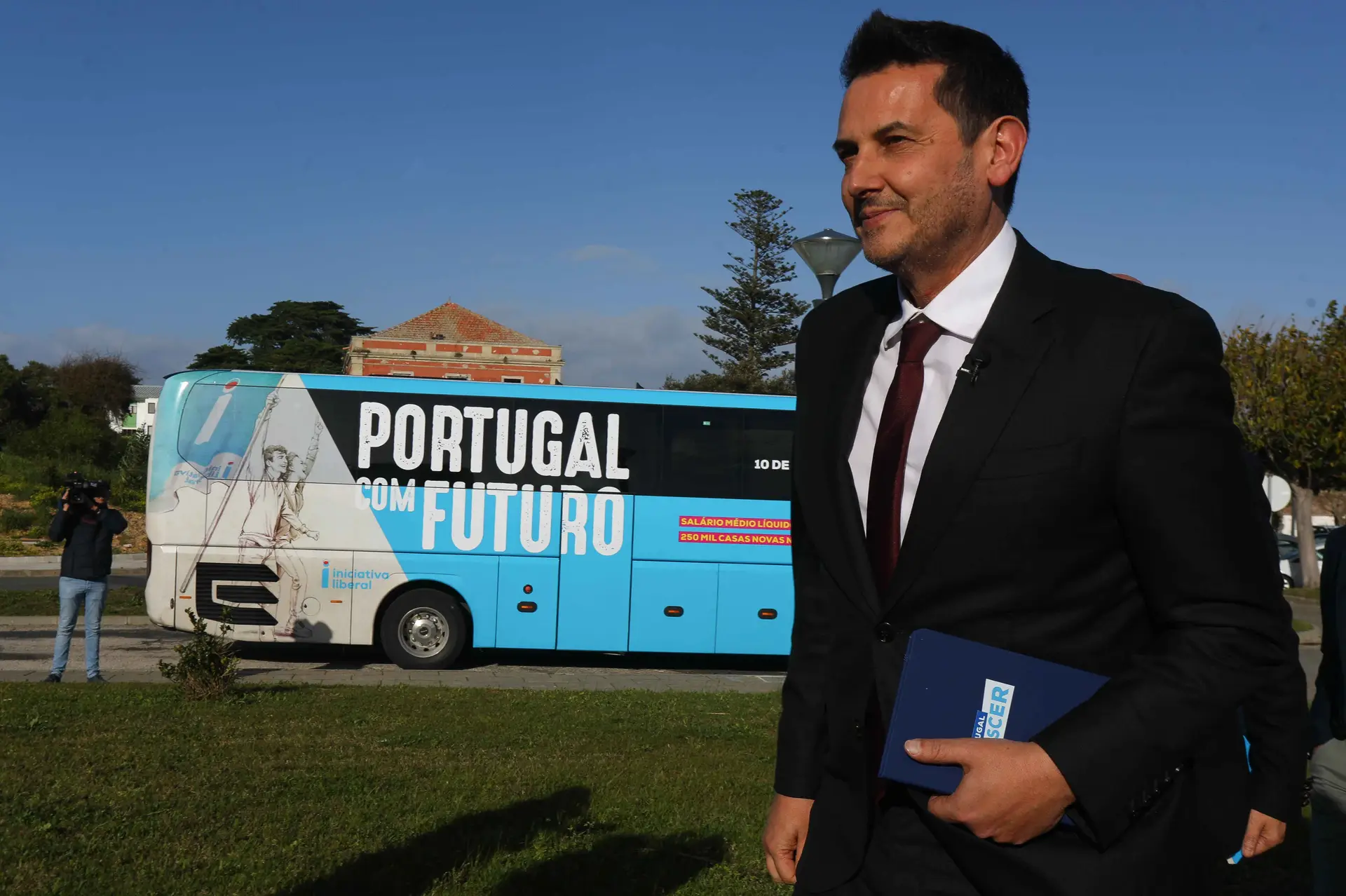 Rui Rocha leva o dia a divergir de Montenegro para mostrar diferenças ...